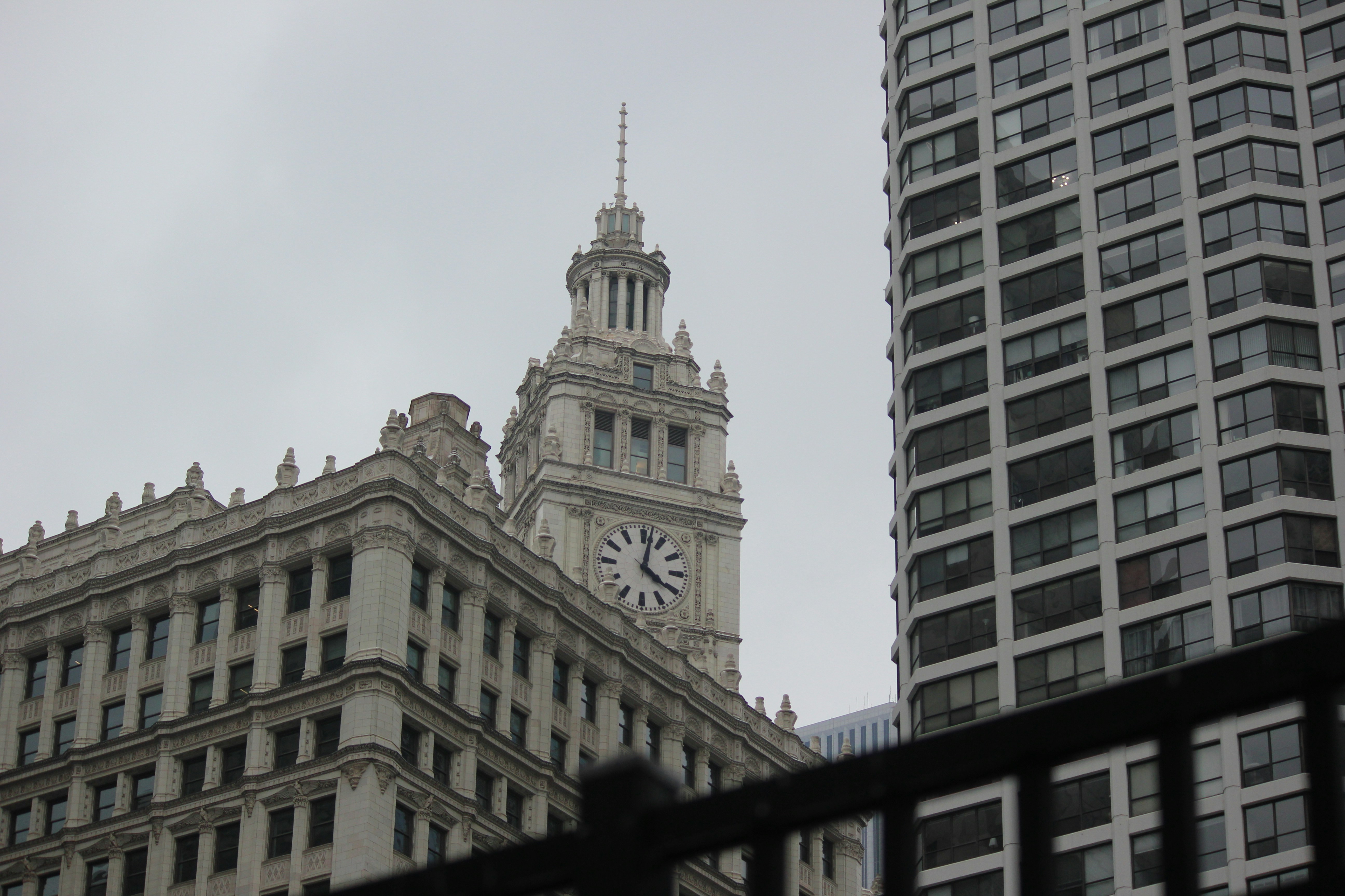 Edificios con una torre de reloj bajo un cielo nublado. foto – Imagen de Edificio gratuita en ...