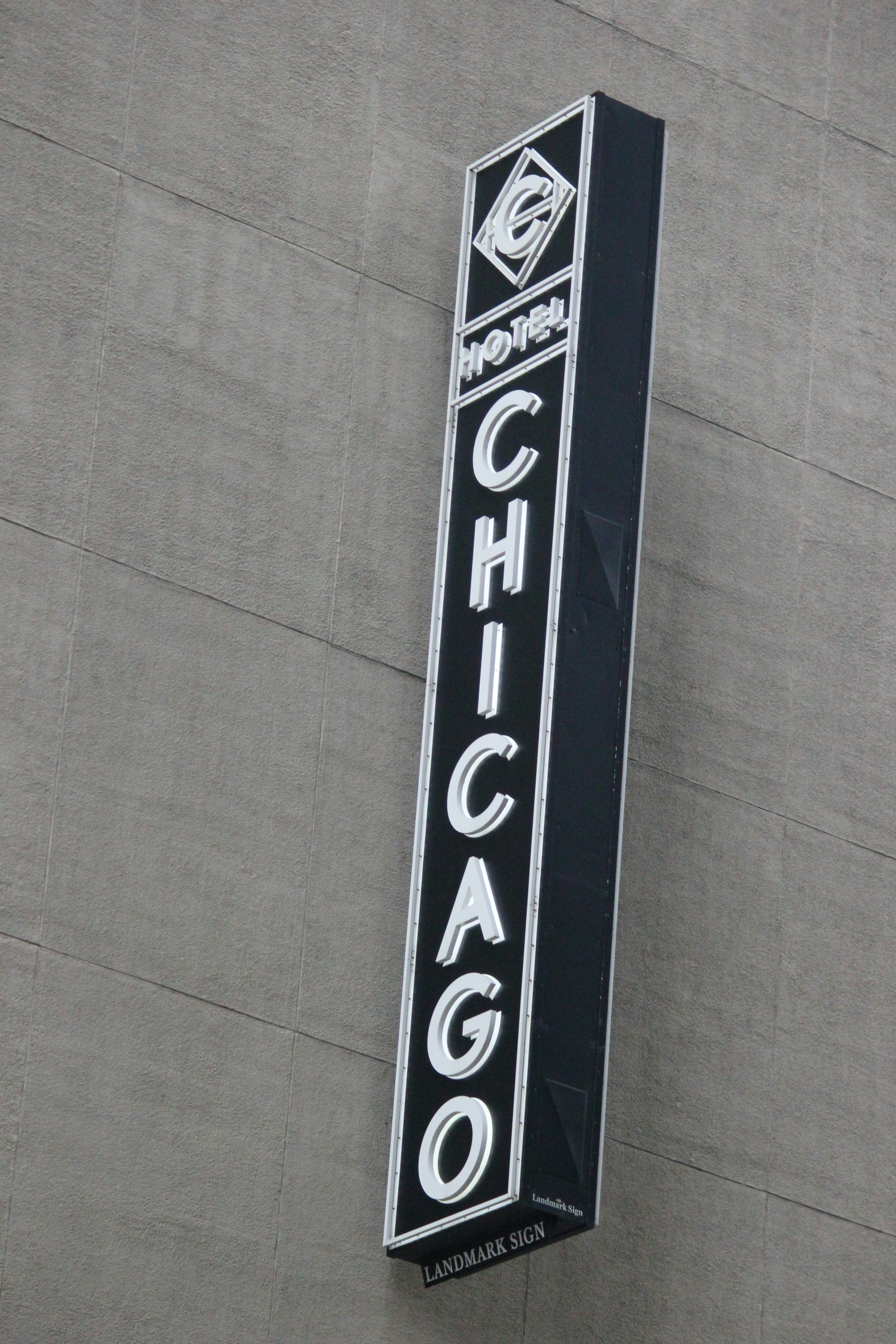 El letrero del teatro de Chicago está iluminado en una pared. foto ...