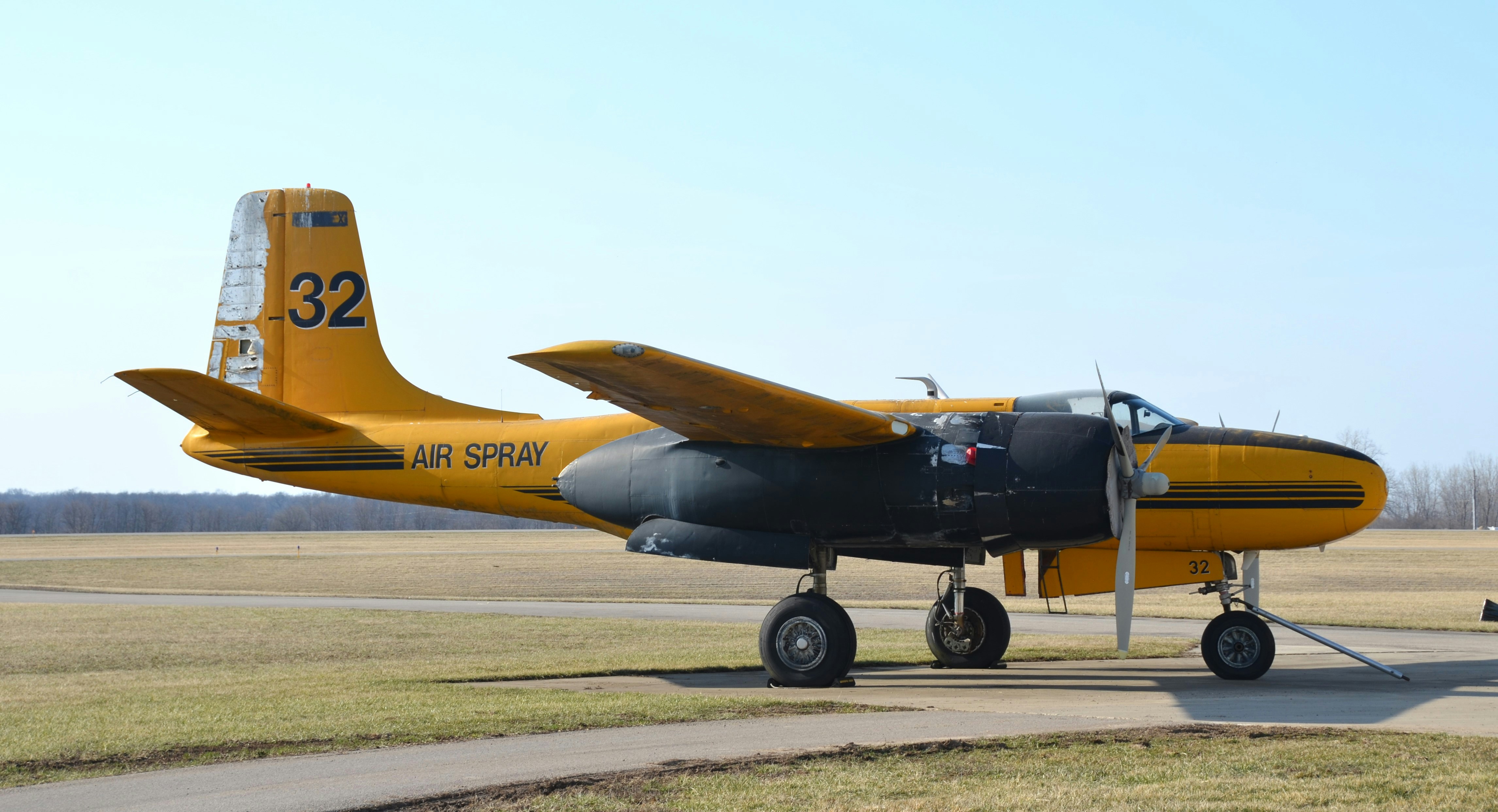 Un avion jaune est posé au sol. photo – Image gratuite de Avion sur ...