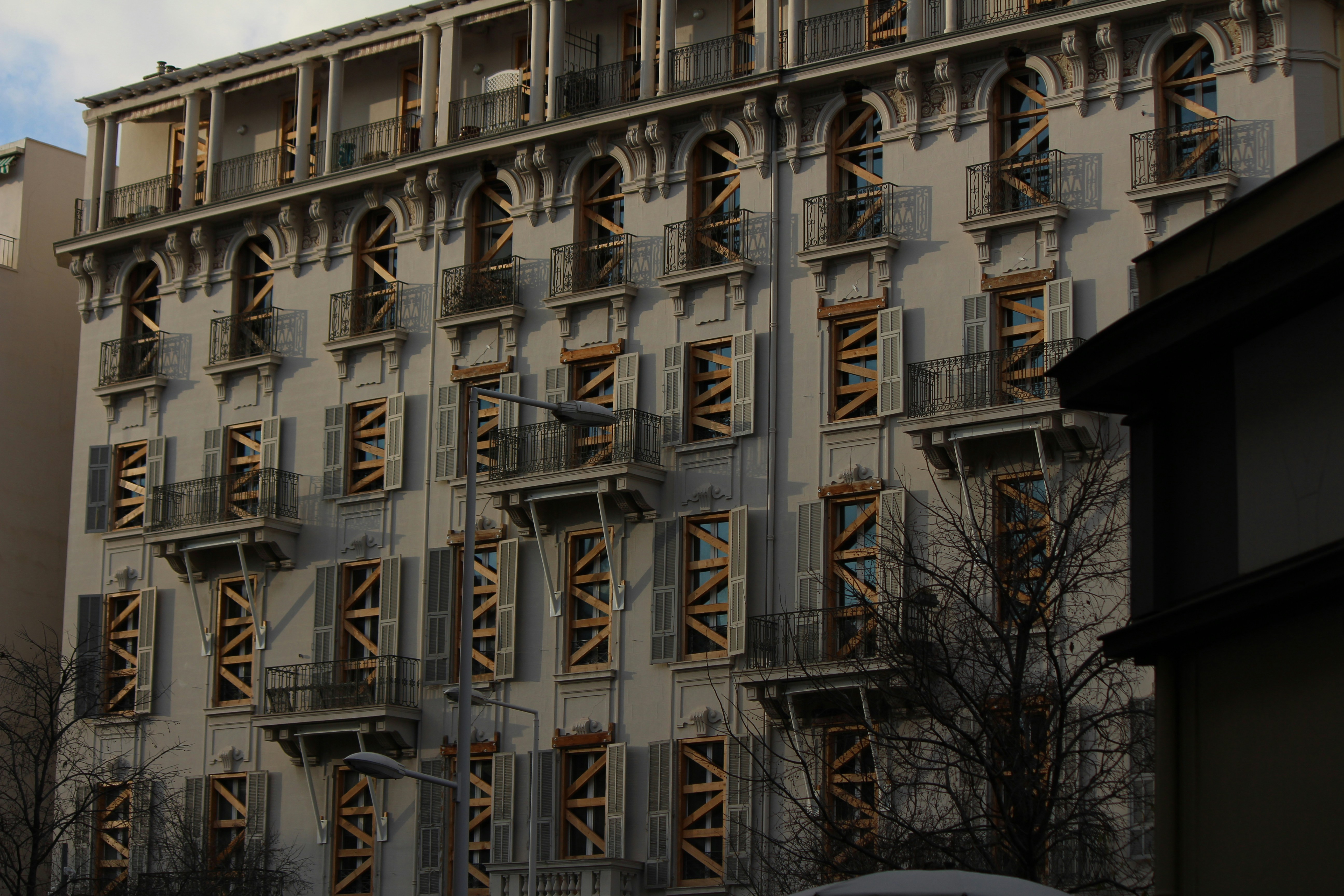 El edificio tiene muchas ventanas tapiadas. foto – Imagen de Edificio gratuita en Unsplash