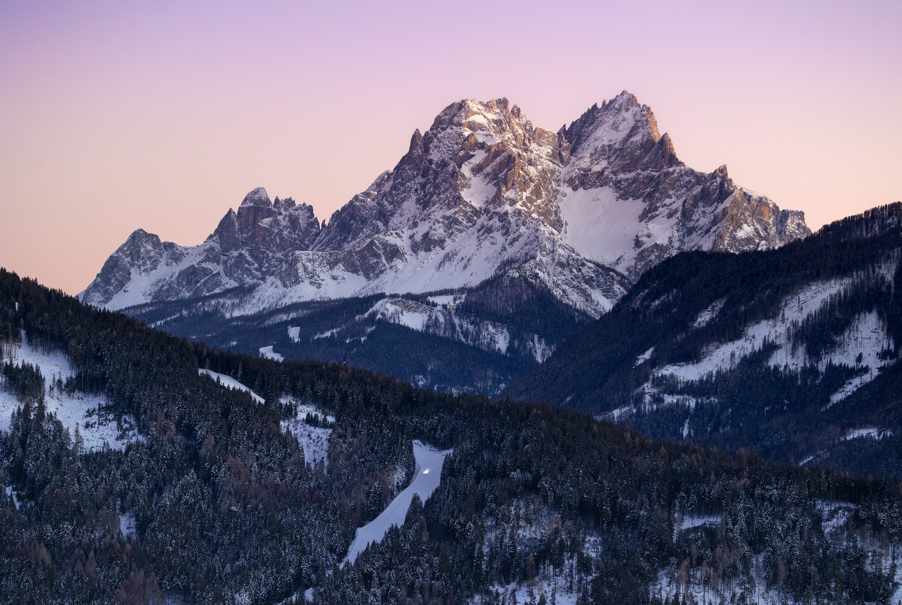 Las montañas nevadas alcanzan su punto máximo contra una colorida ... Las montañas nevadas alcanzan su punto máximo contra una colorida ...