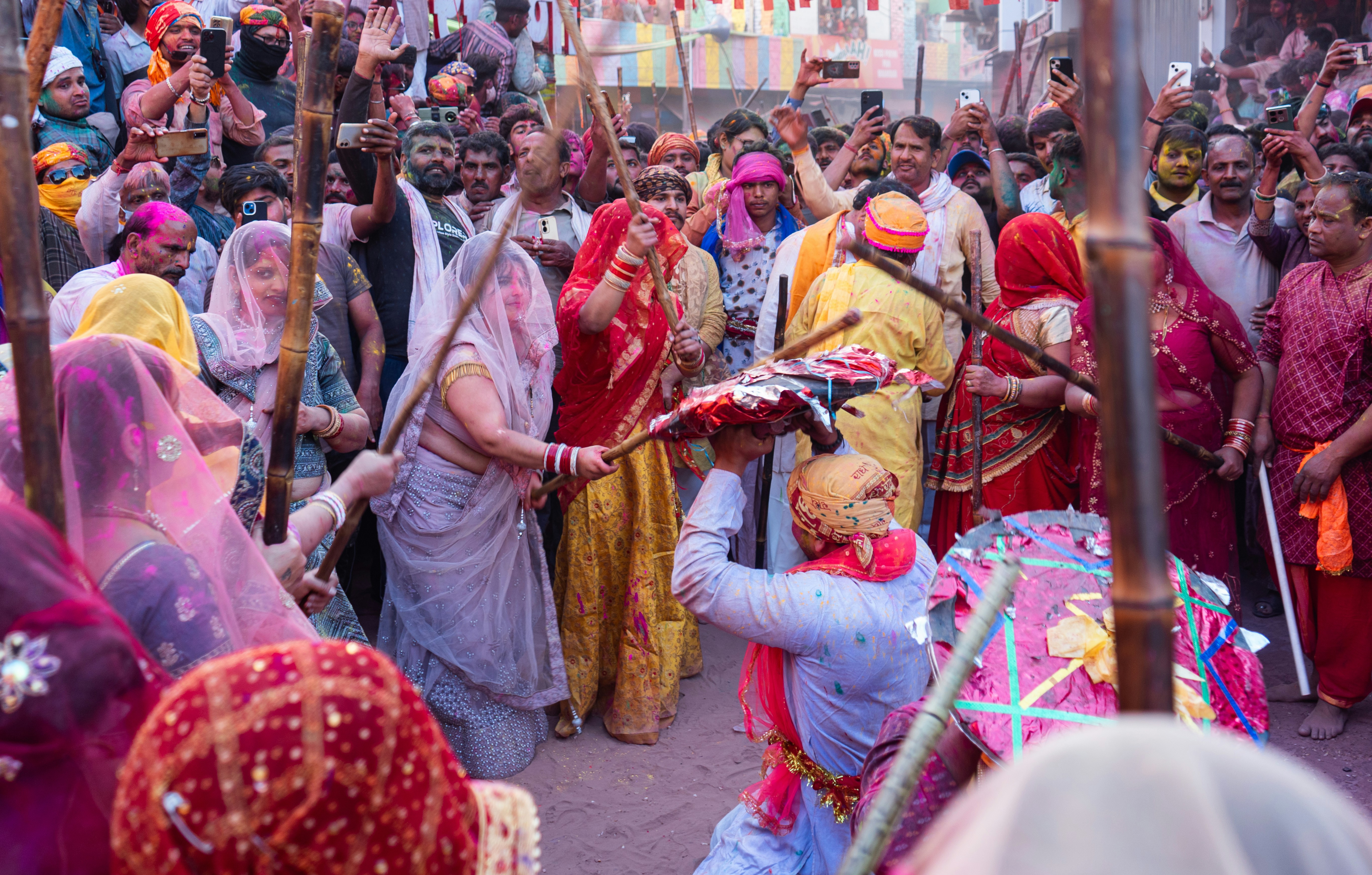 Les gens célèbrent holi avec des bâtons colorés en Inde. photo – Image ...