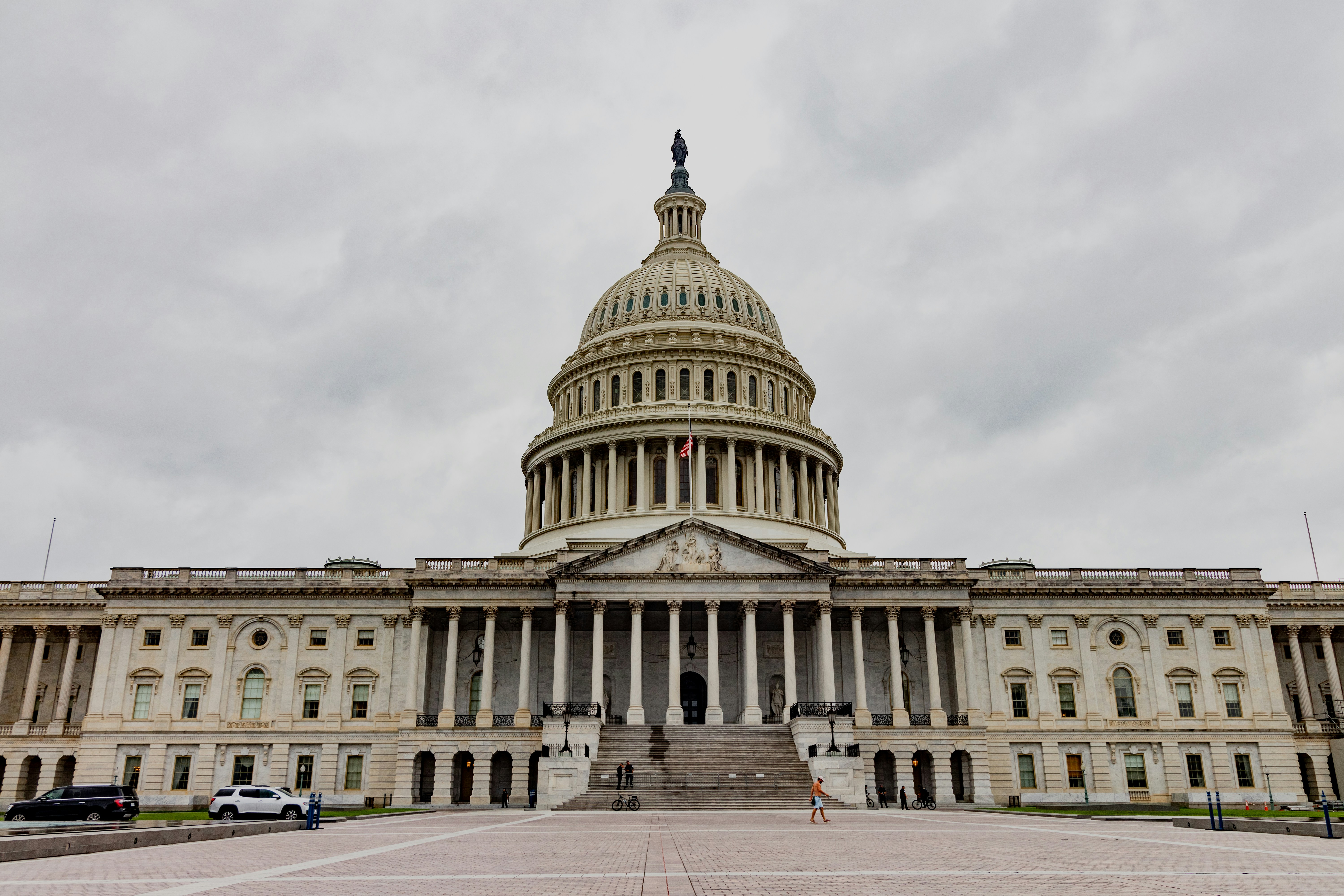 El edificio del capitolio de los Estados Unidos se encuentra bajo un cielo nublado. foto ...