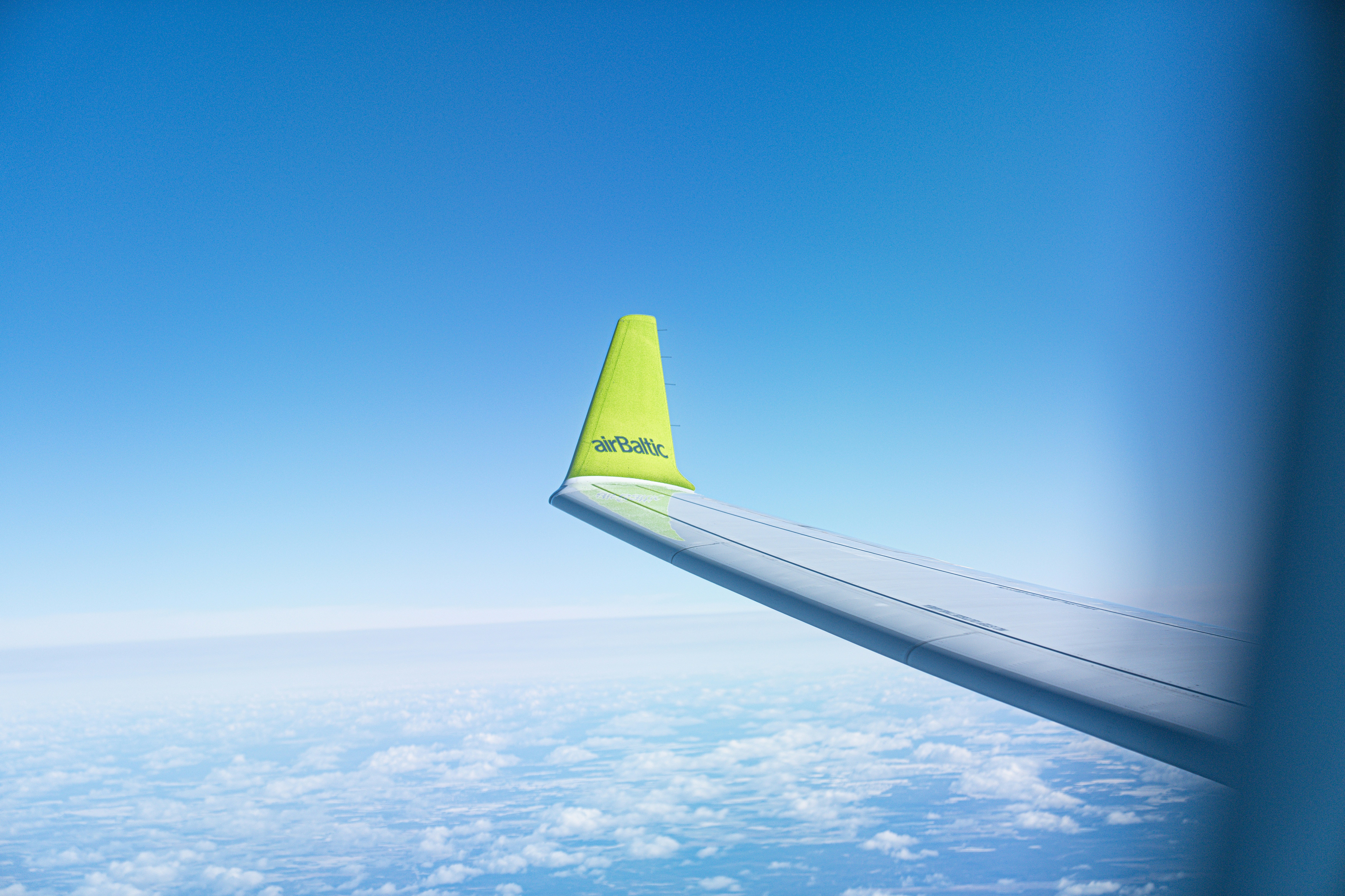 Airplane wing in flight against a blue sky. photo – Free Airplane Image ...