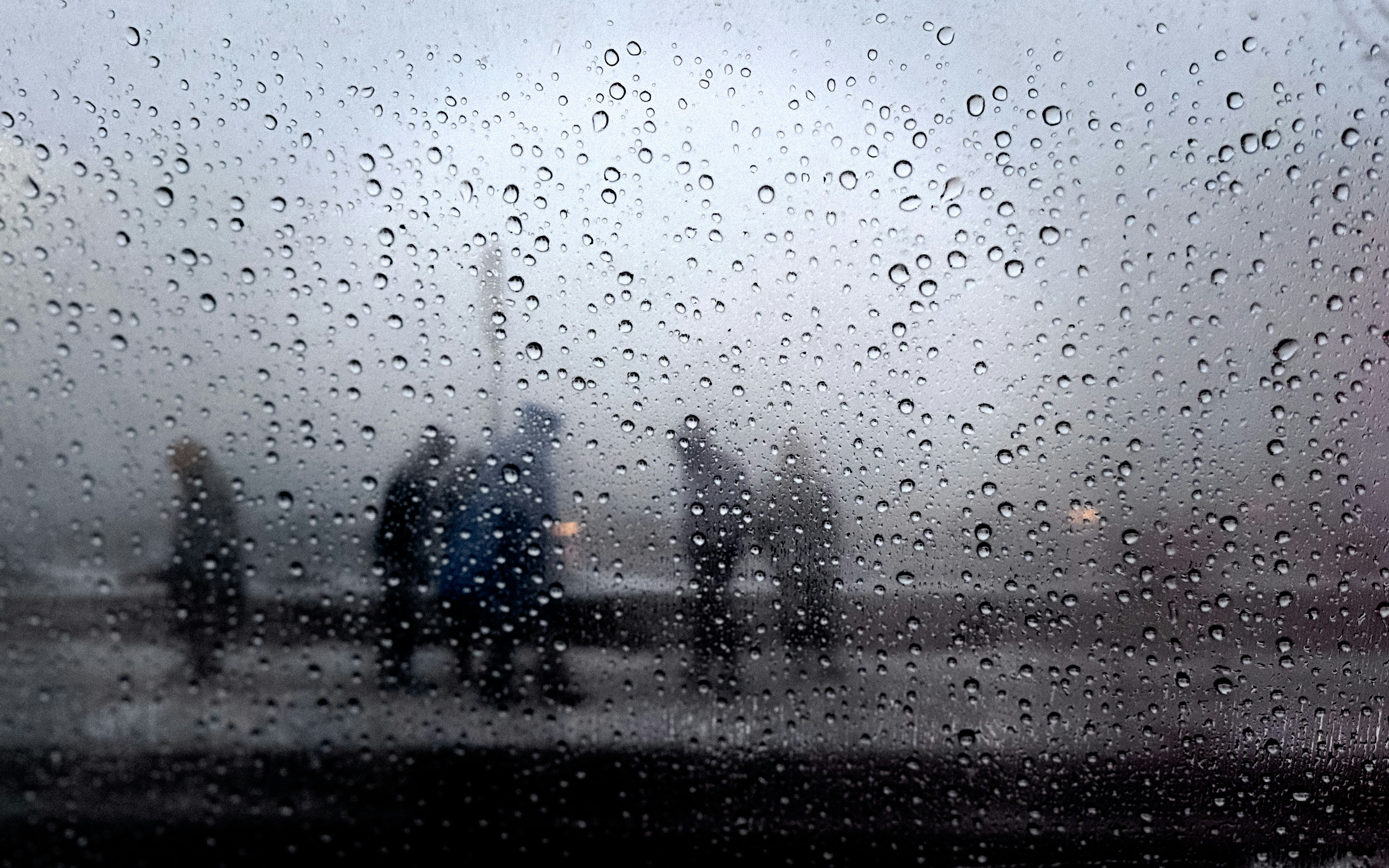 Raindrops blur the view of people in the mist. photo – Free Woman Image ...