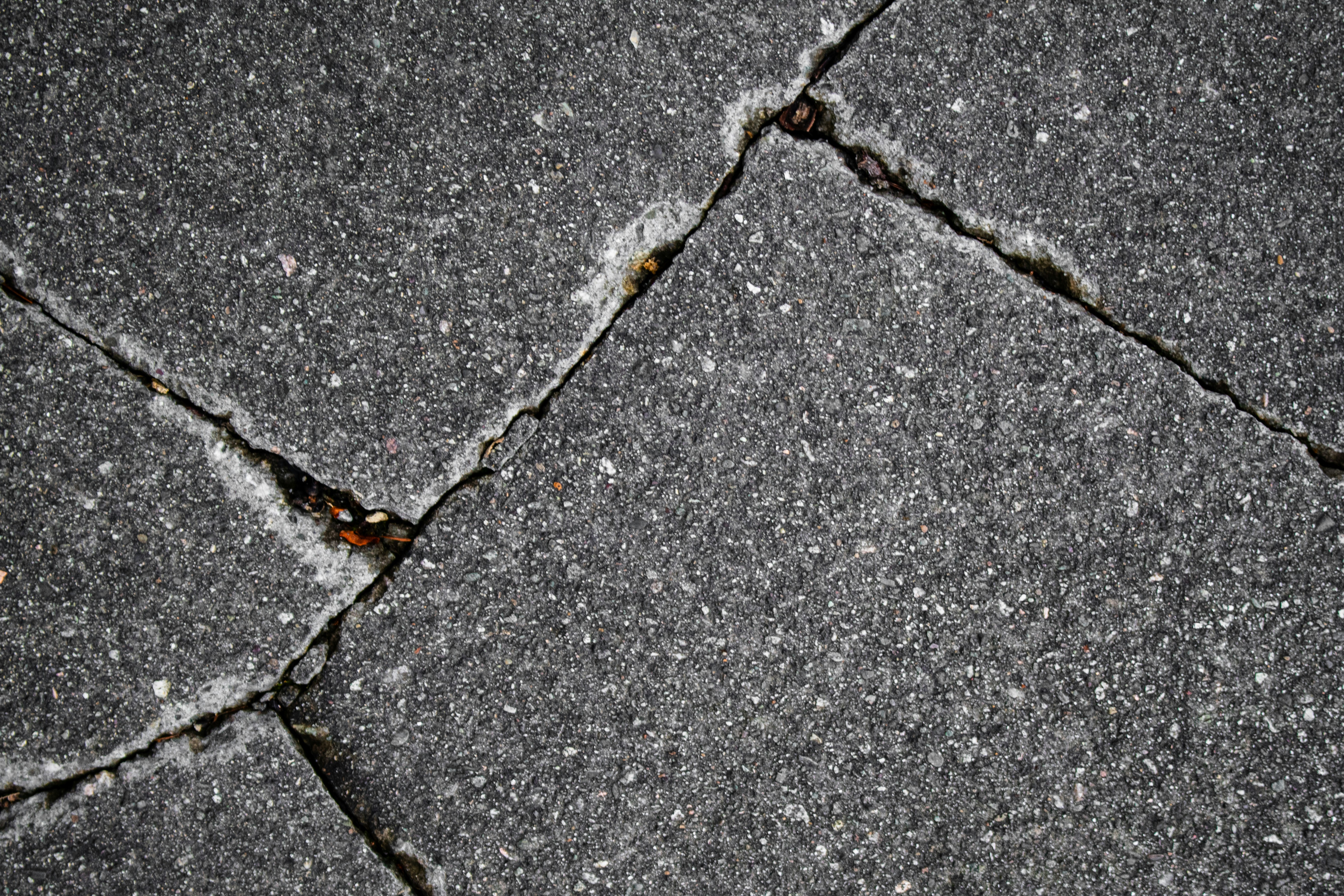 Cracked Asphalt: Geometry and Grain