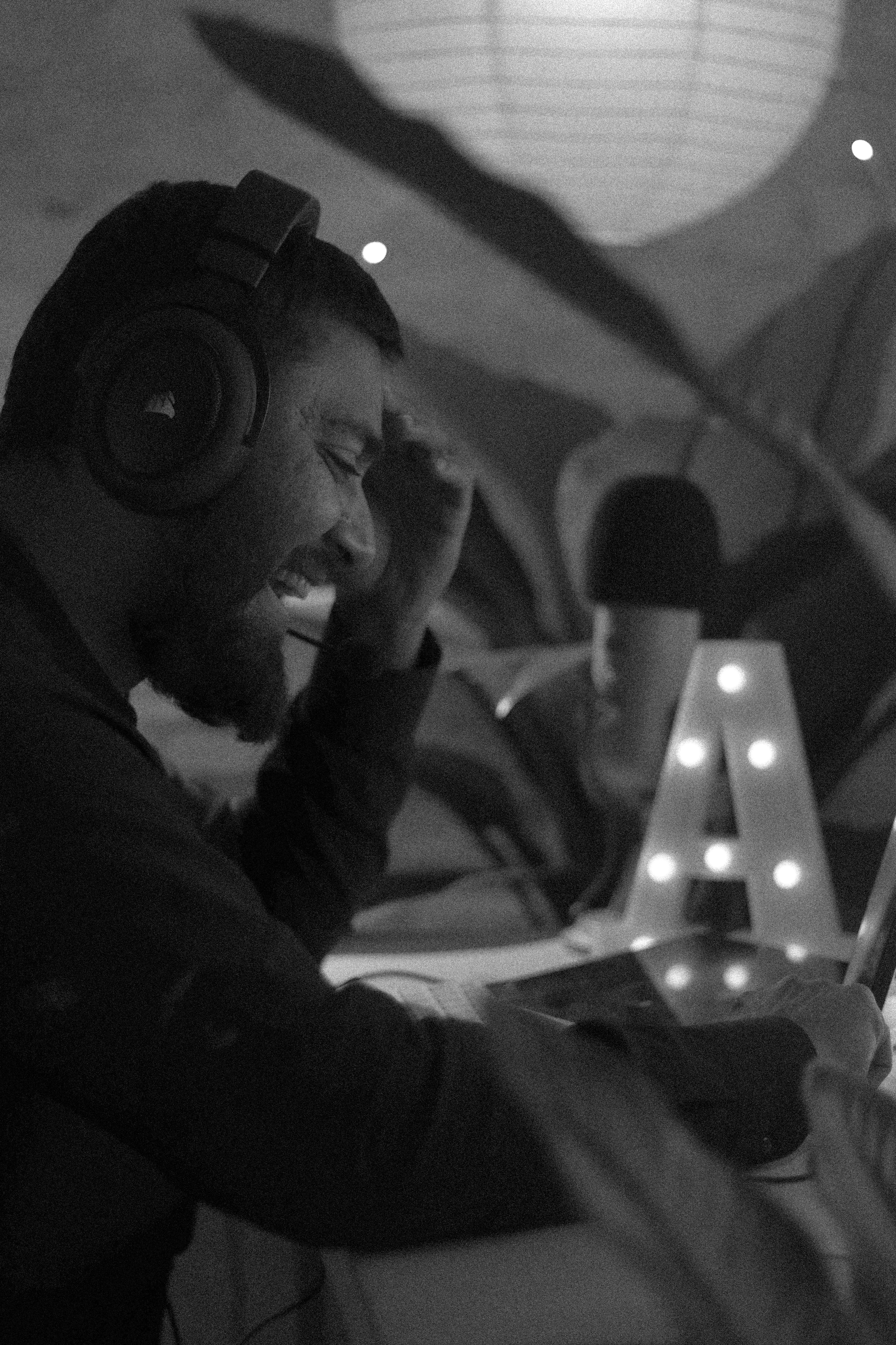 Un hombre graba un podcast o un programa. foto – Imagen de Retrato ...