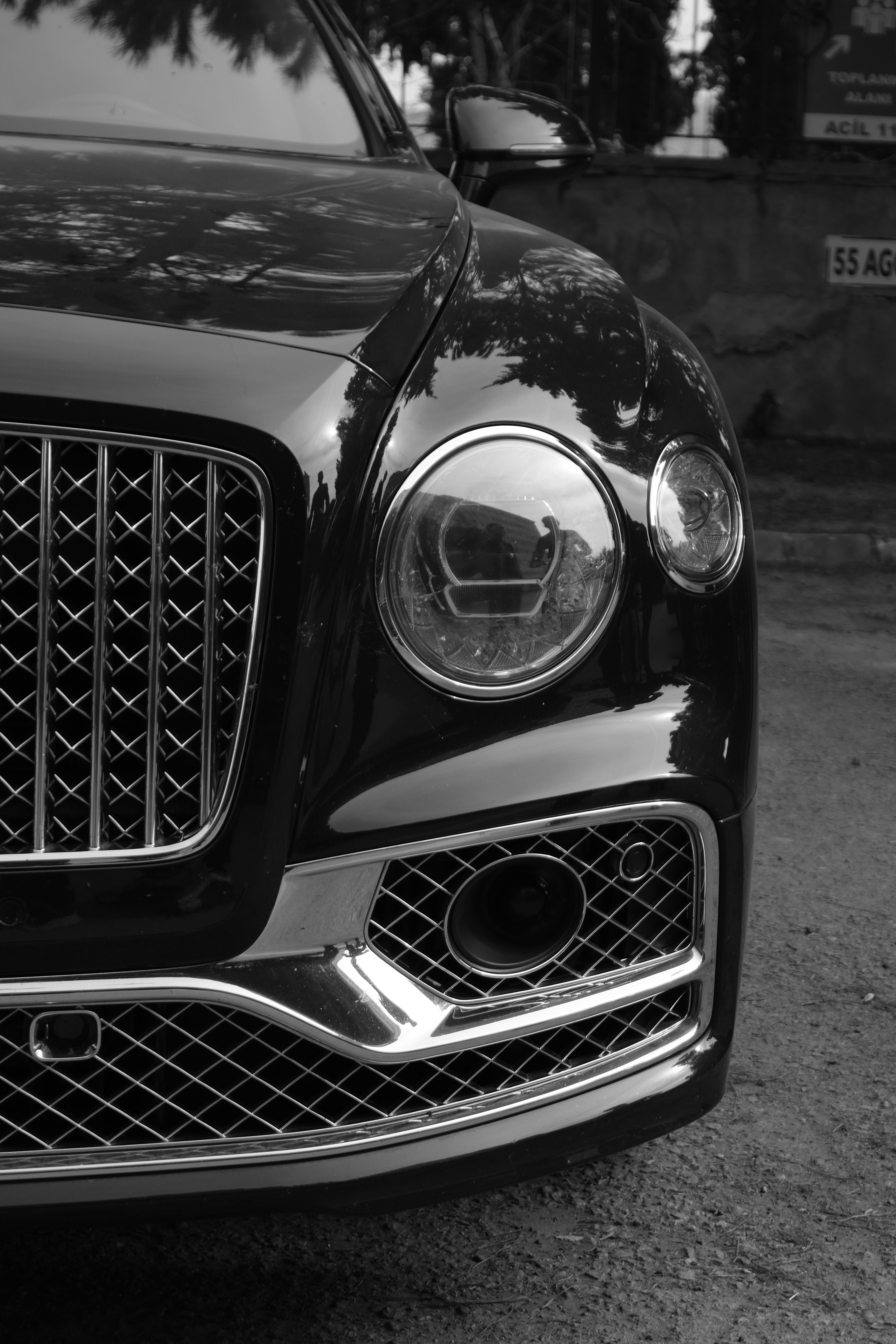 Bentley's front end, in black and white. photo – Free Car Image on Unsplash