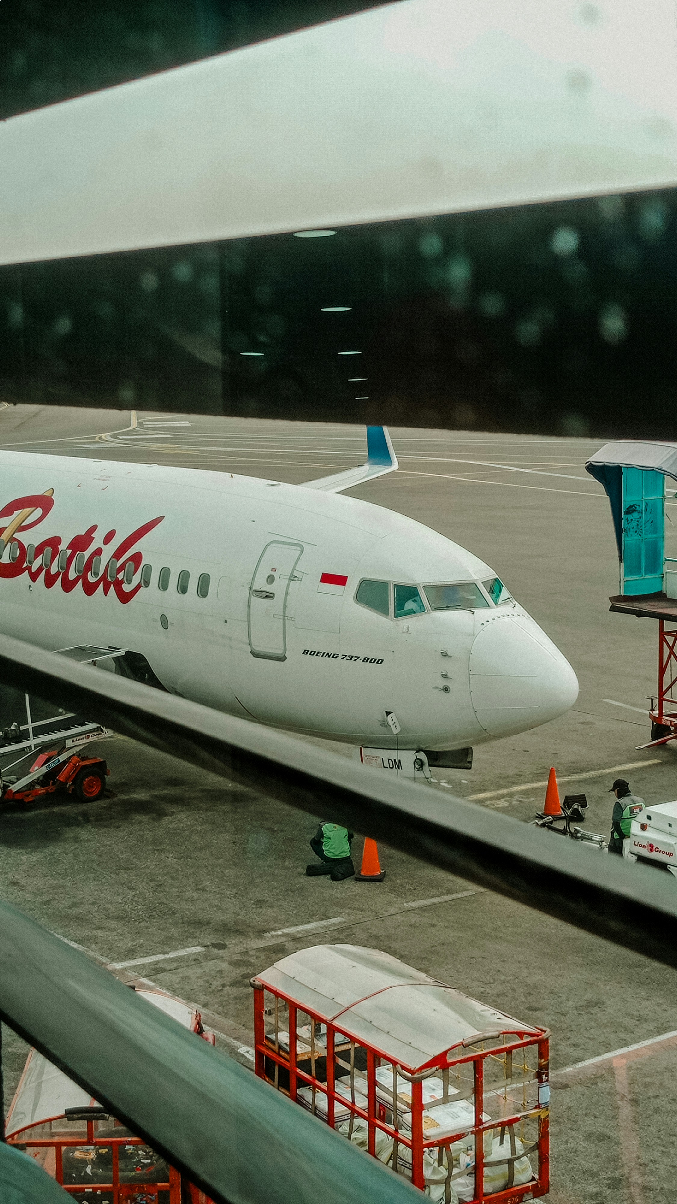 A batik air plane at the airport. photo – Free Background Image on Unsplash