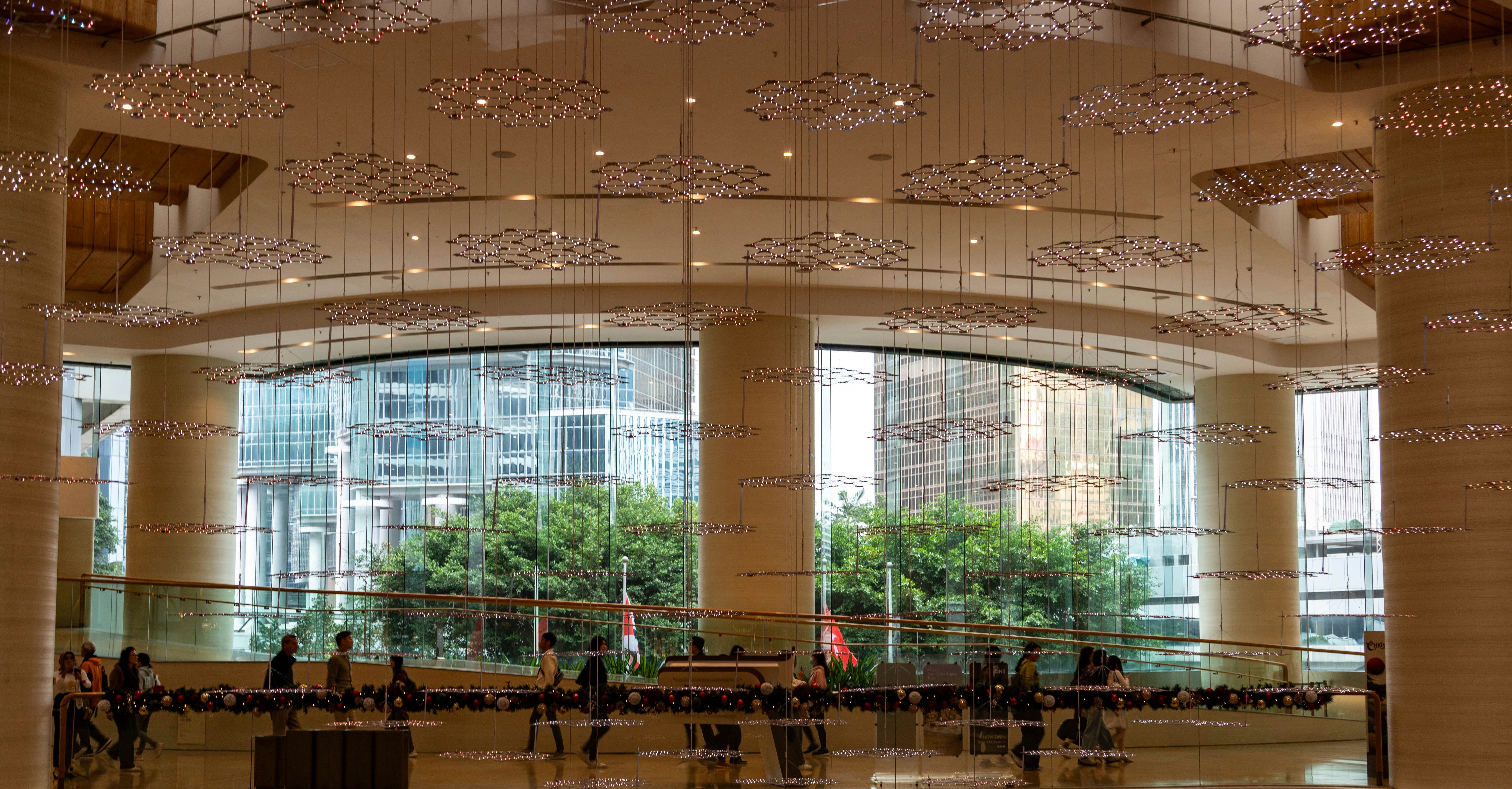 A luxurious lobby with decorative light fixtures. photo – Free Human ...