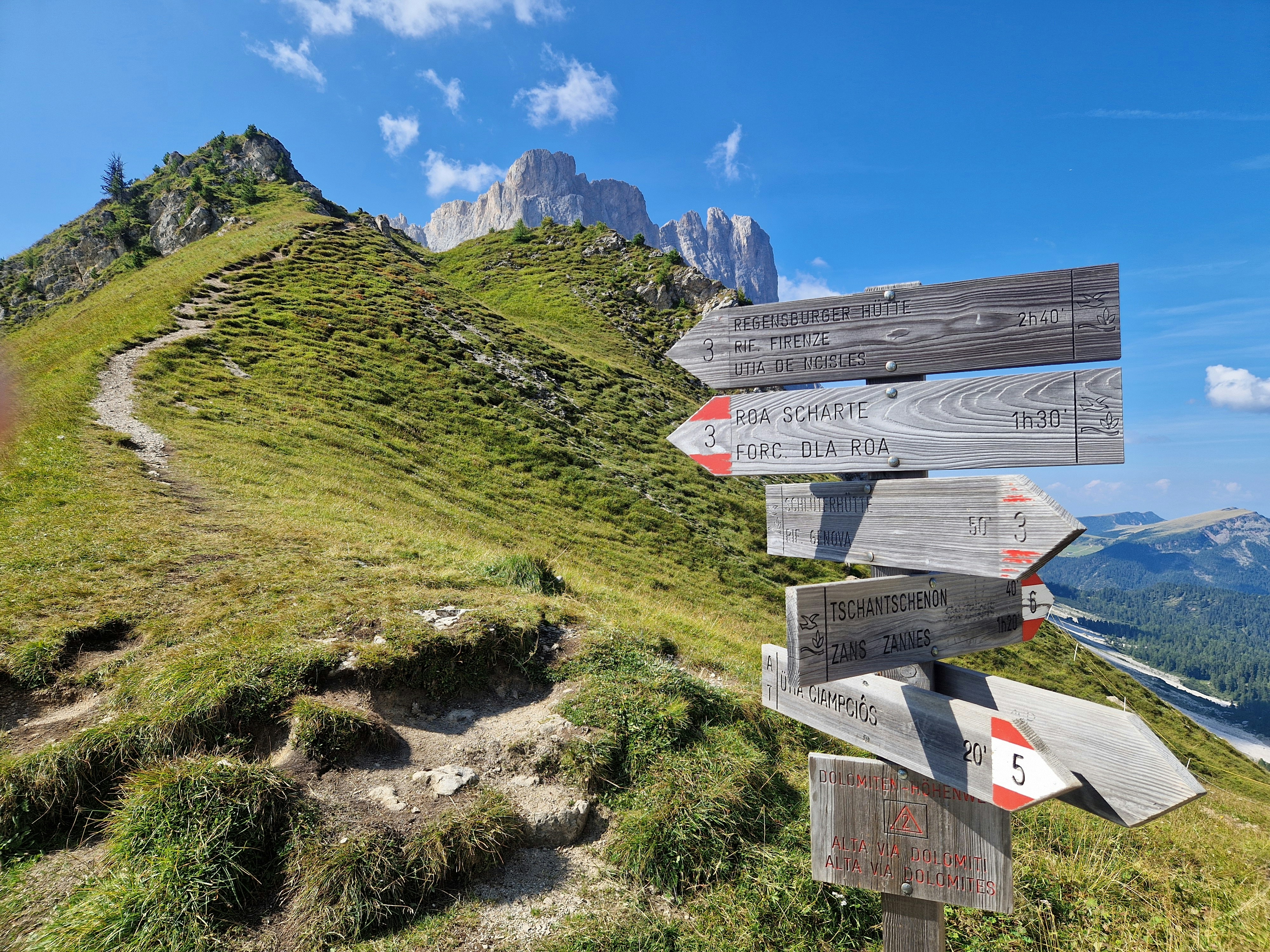 Hiking trail with directional signs in the mountains. photo – Free ...