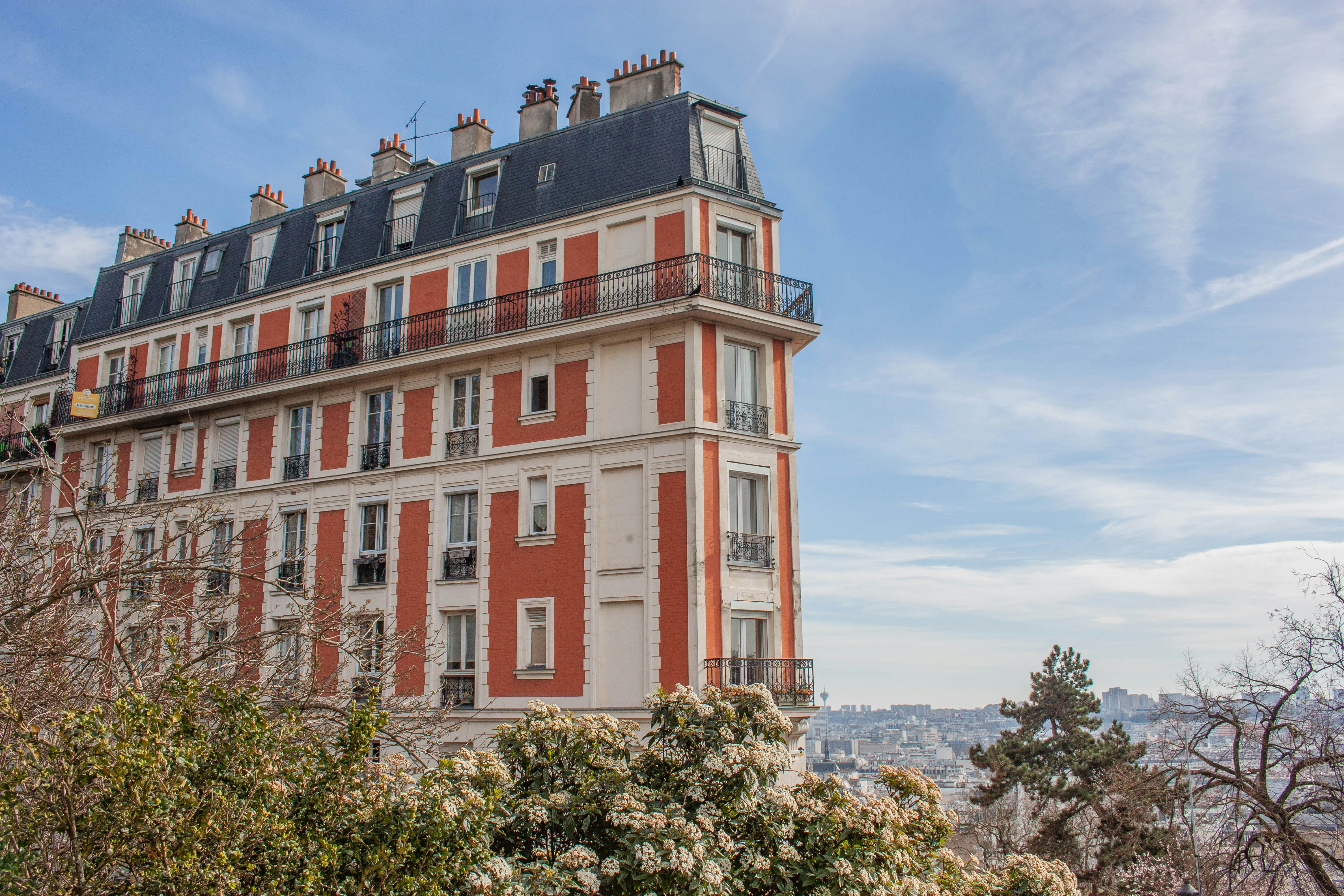 Hermoso edificio con balcones y detalles en rojo. foto – Imagen de Edificio gratuita en Unsplash