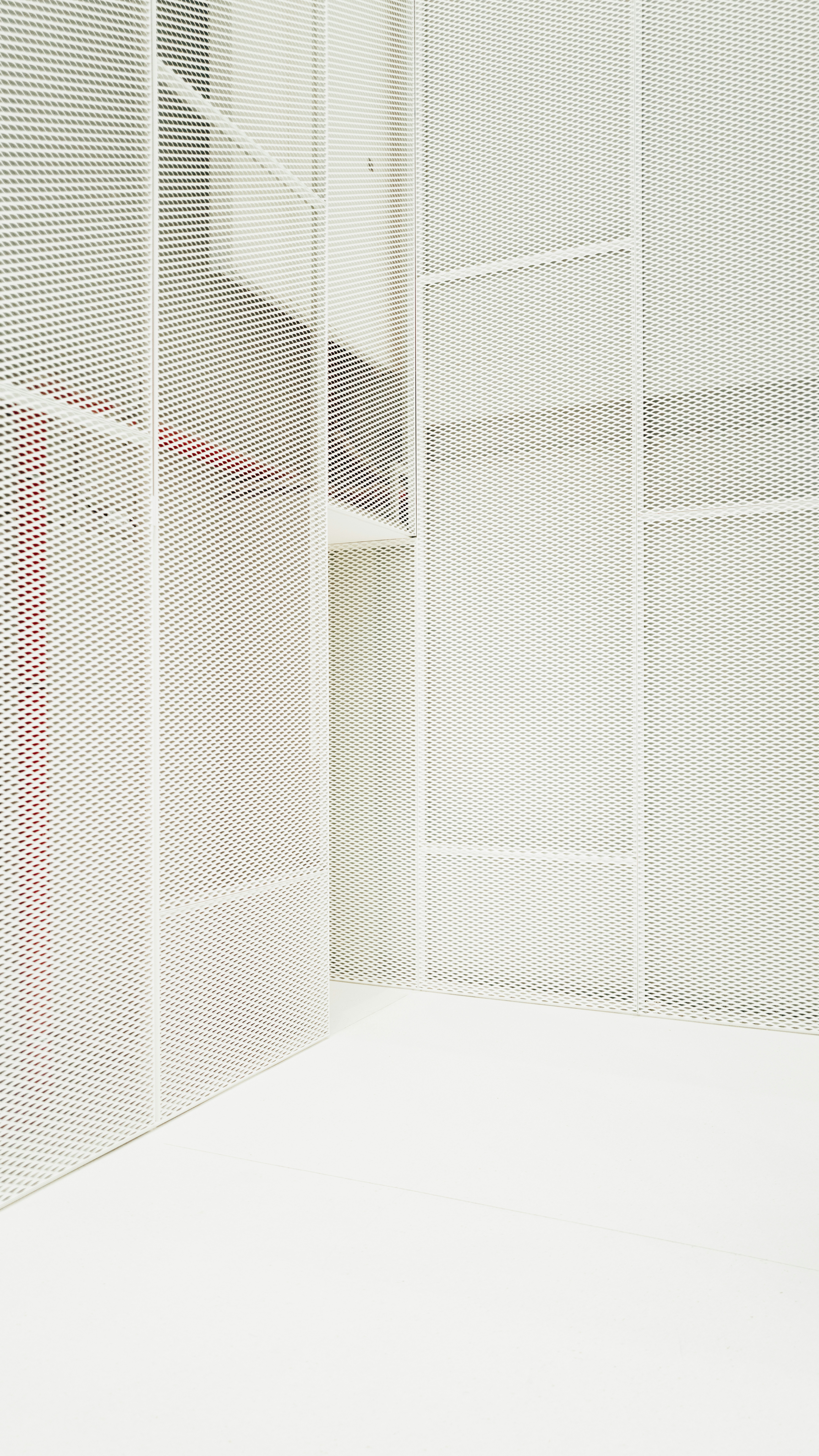 Minimalist interior with white walls and metal grates. photo – Free Art ...