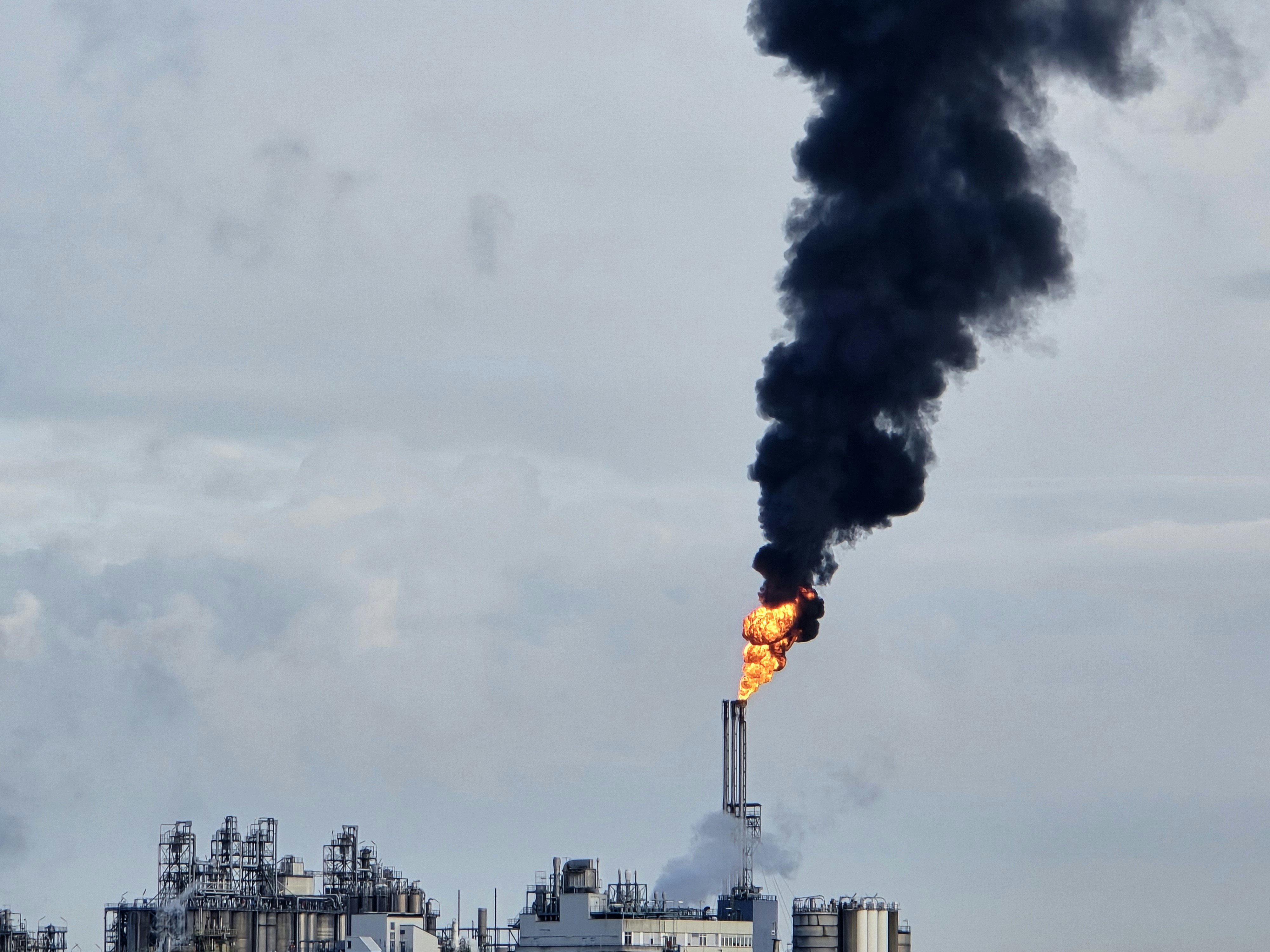 Factory stack emitting thick, black smoke into the sky. photo – Free ...