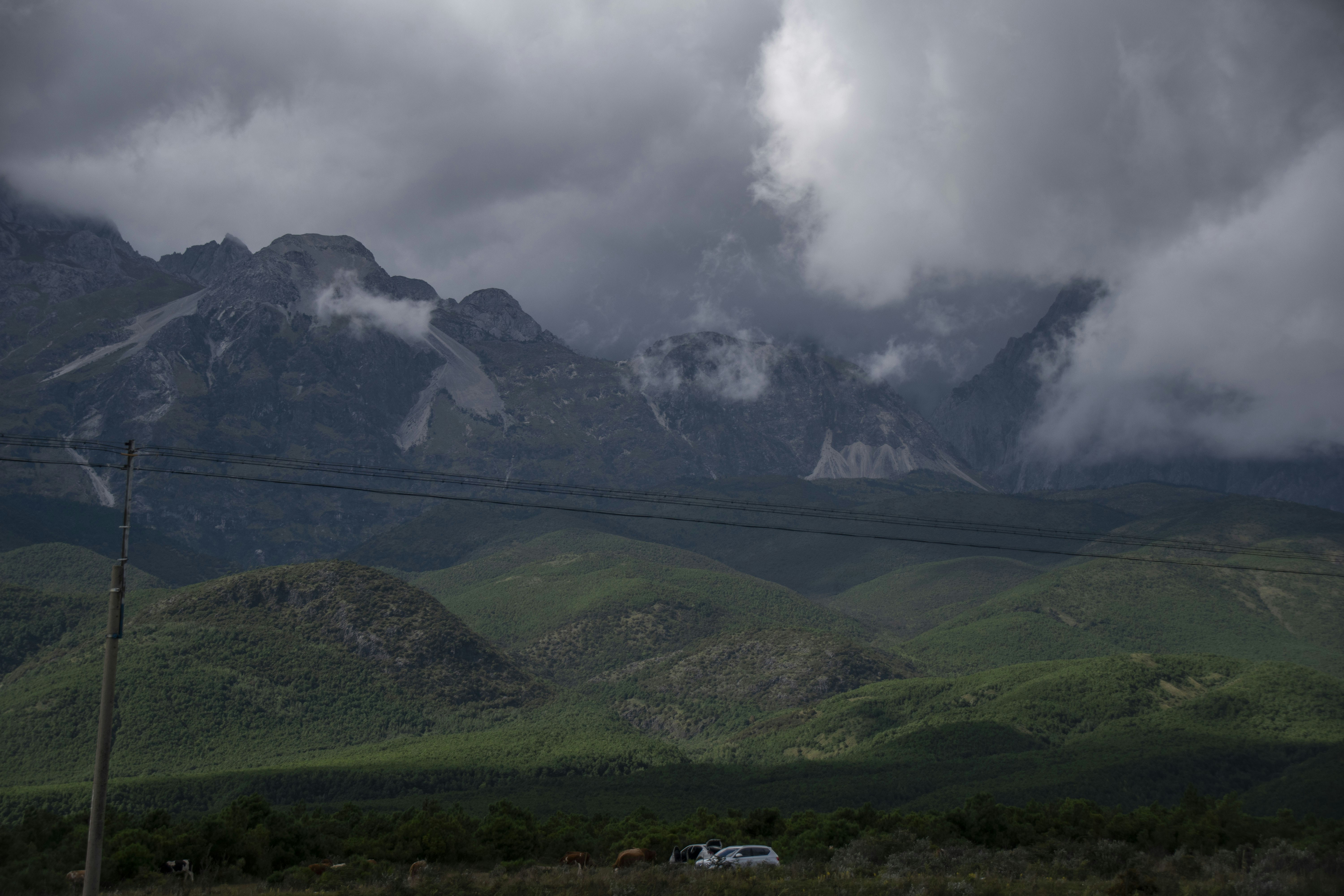 Mountains are shrouded in dark, cloudy weather. photo – Free Car Image ...