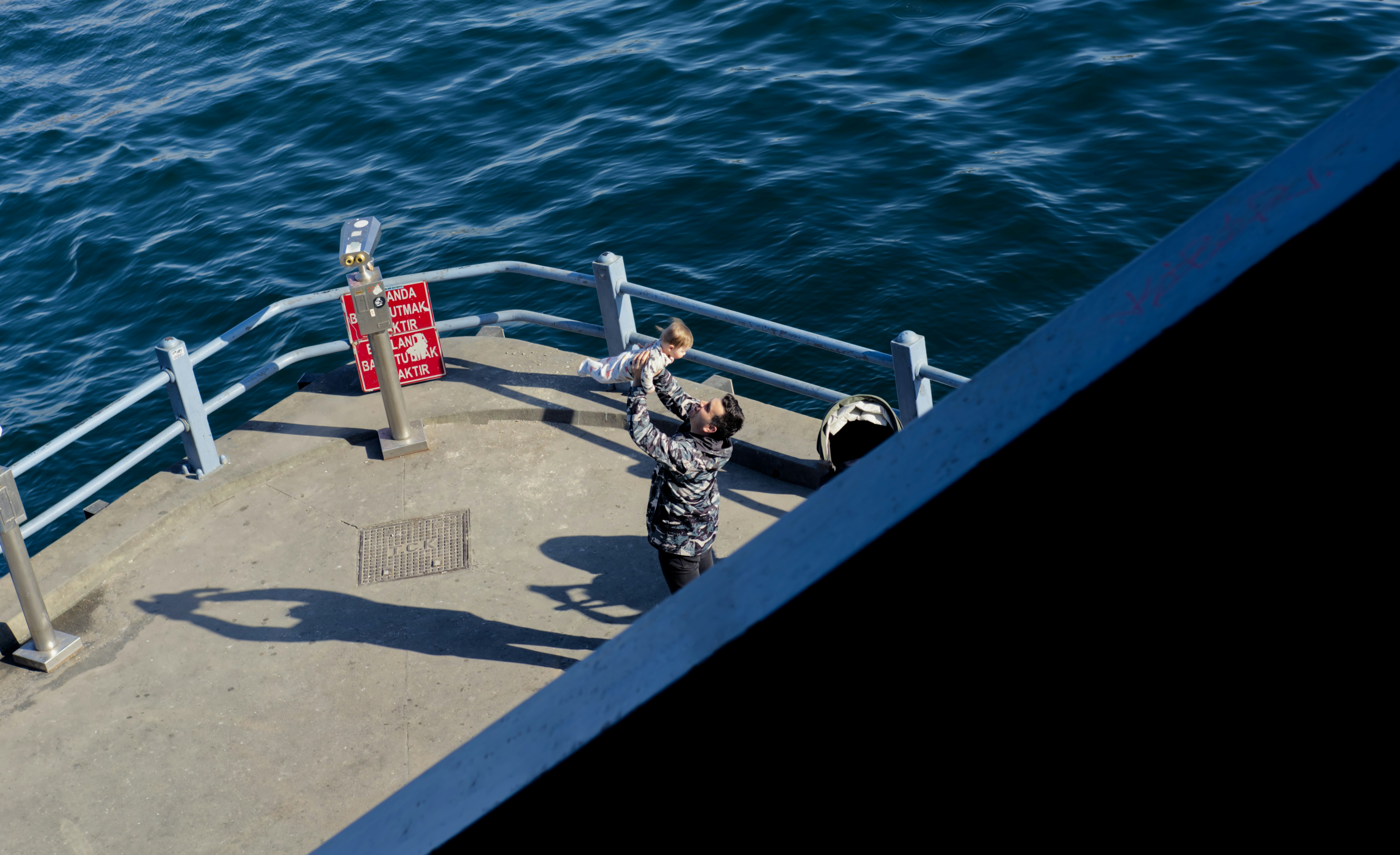 People stand on a pier near the ocean. photo – Free Sea Image on Unsplash