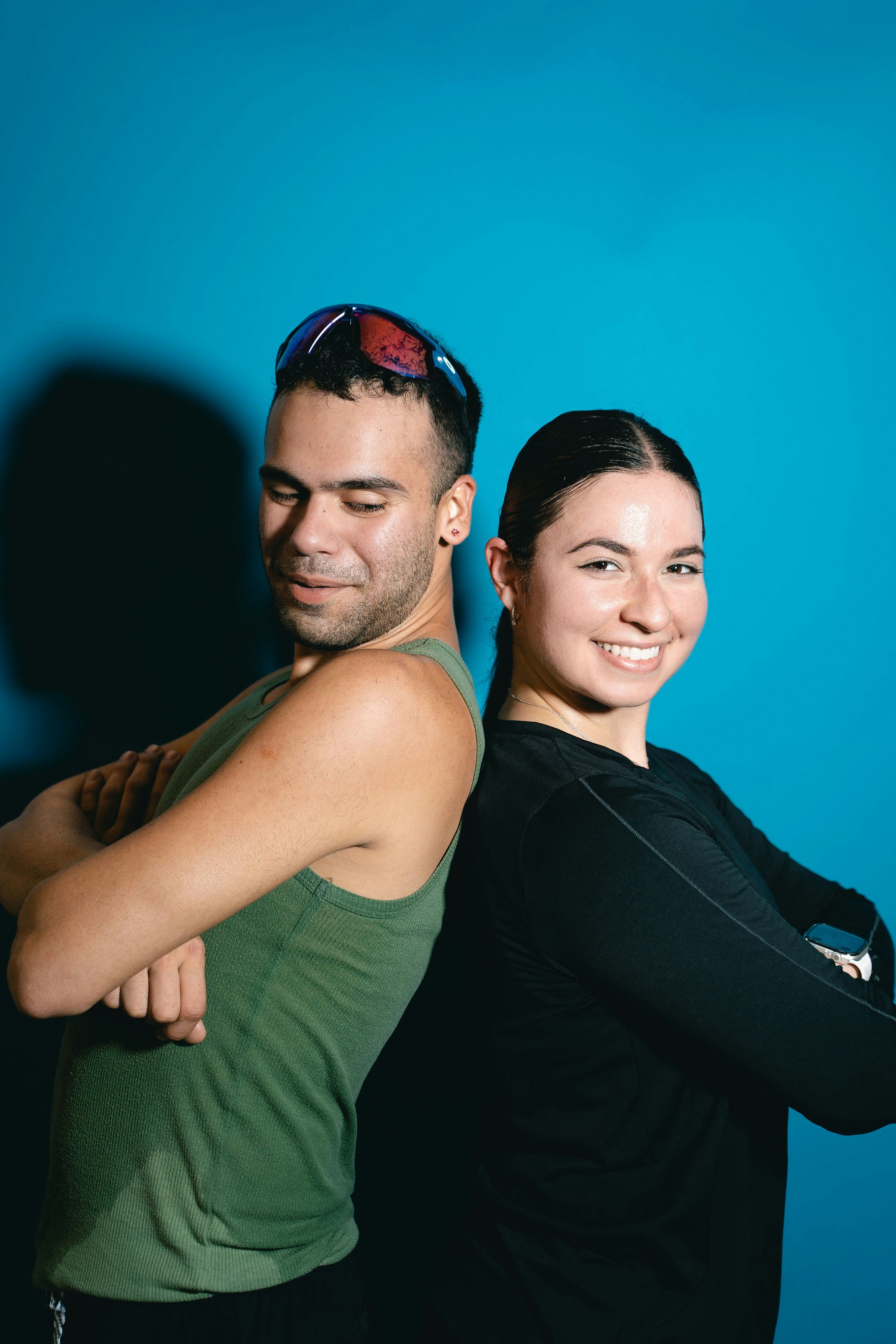 Two people stand back to back with smiles. photo – Free Woman Image on ...