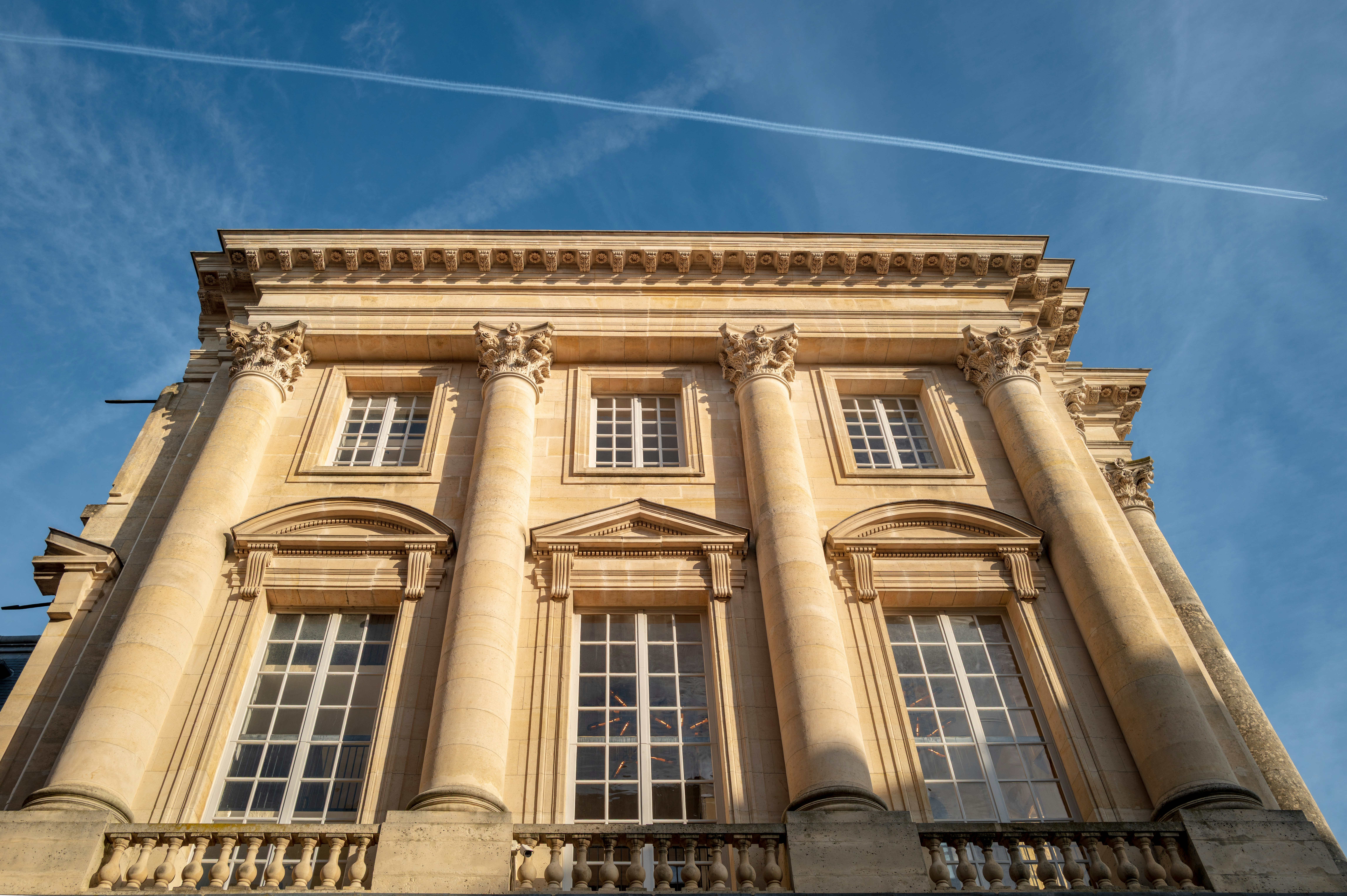 A classical building stands against a blue sky. photo – Free Building ...