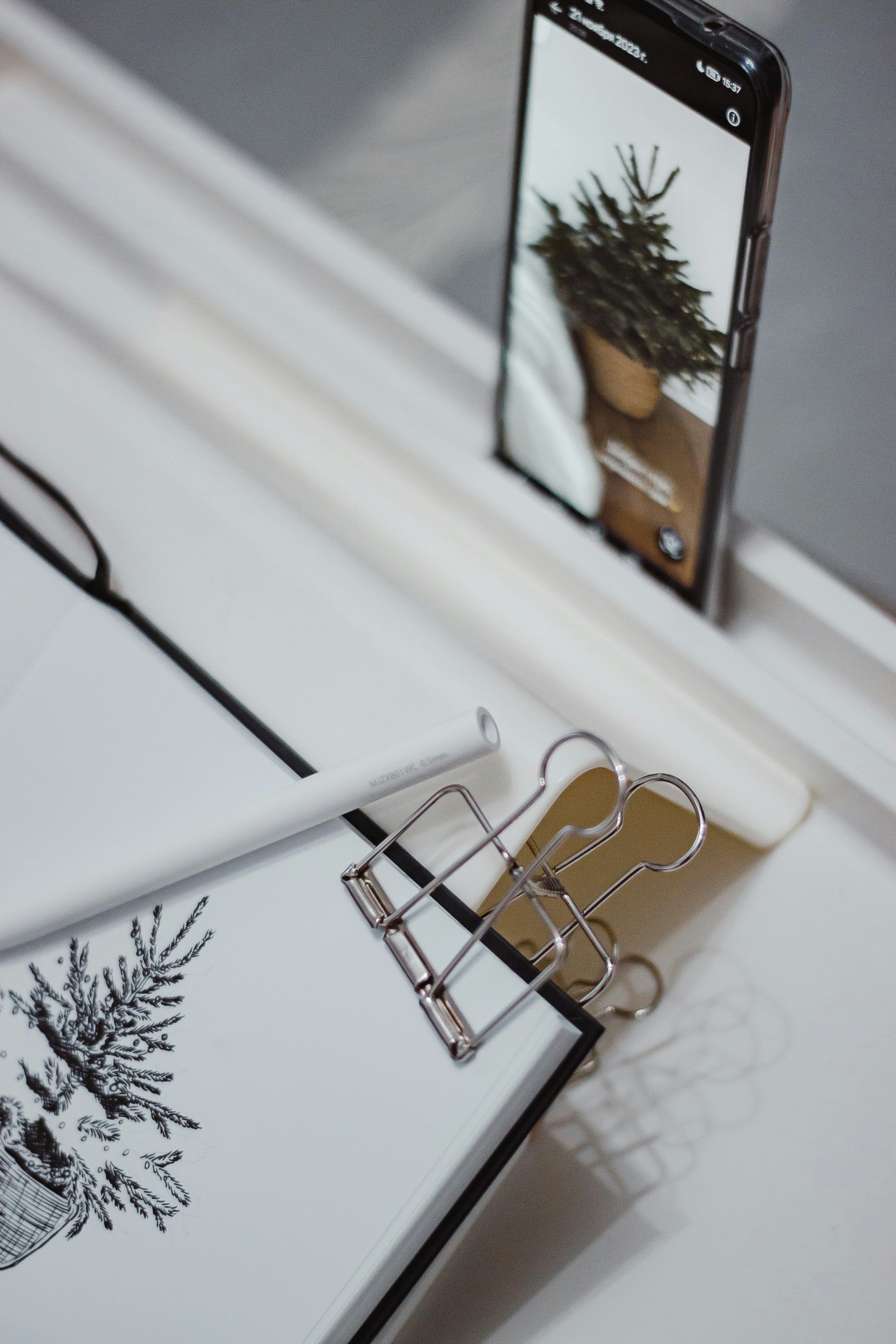 Phone displays art with drawing and accessories. photo – Free Christmas ...