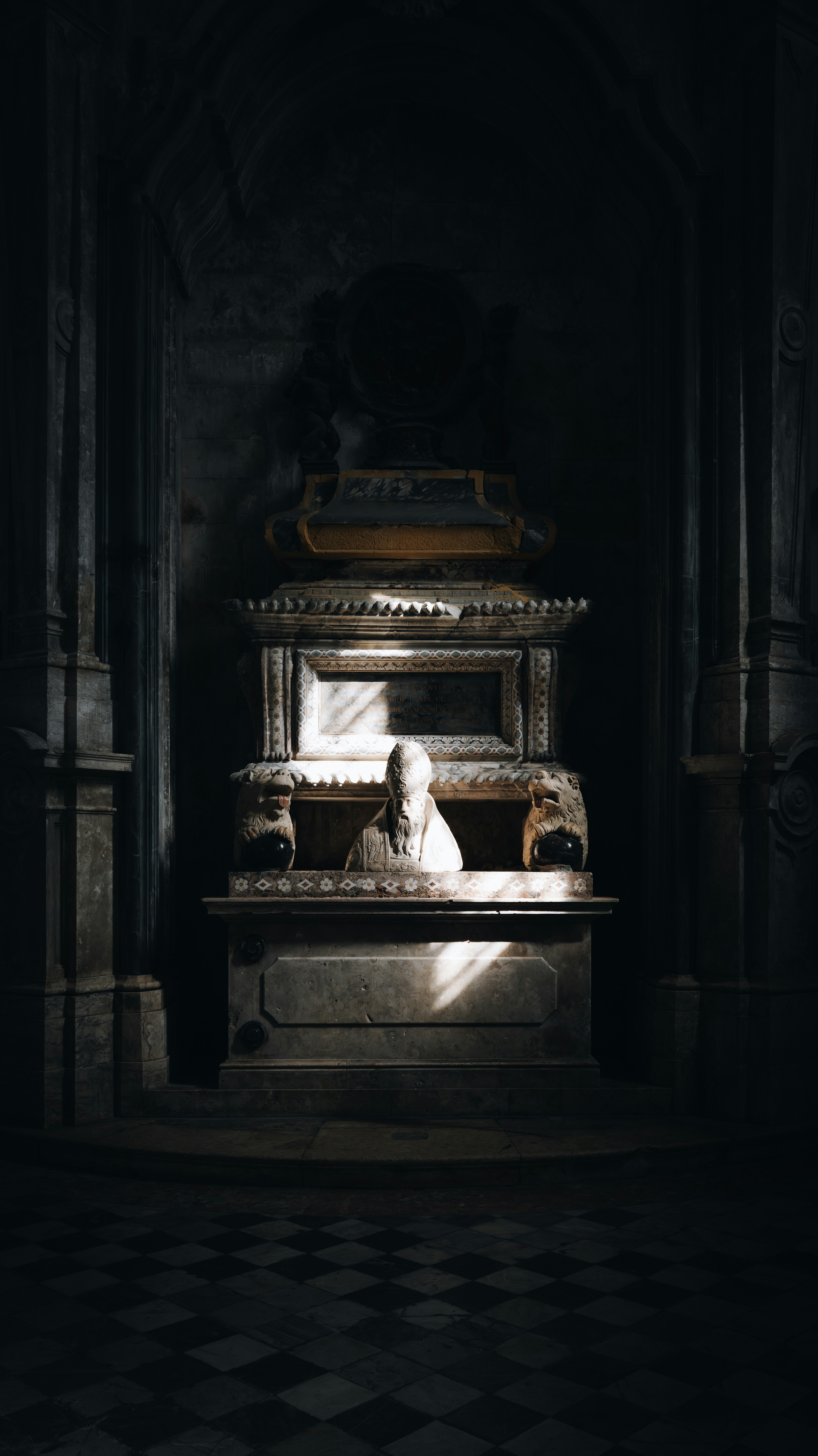 A tomb inside of a dark church. photo – Free Dark Image on Unsplash