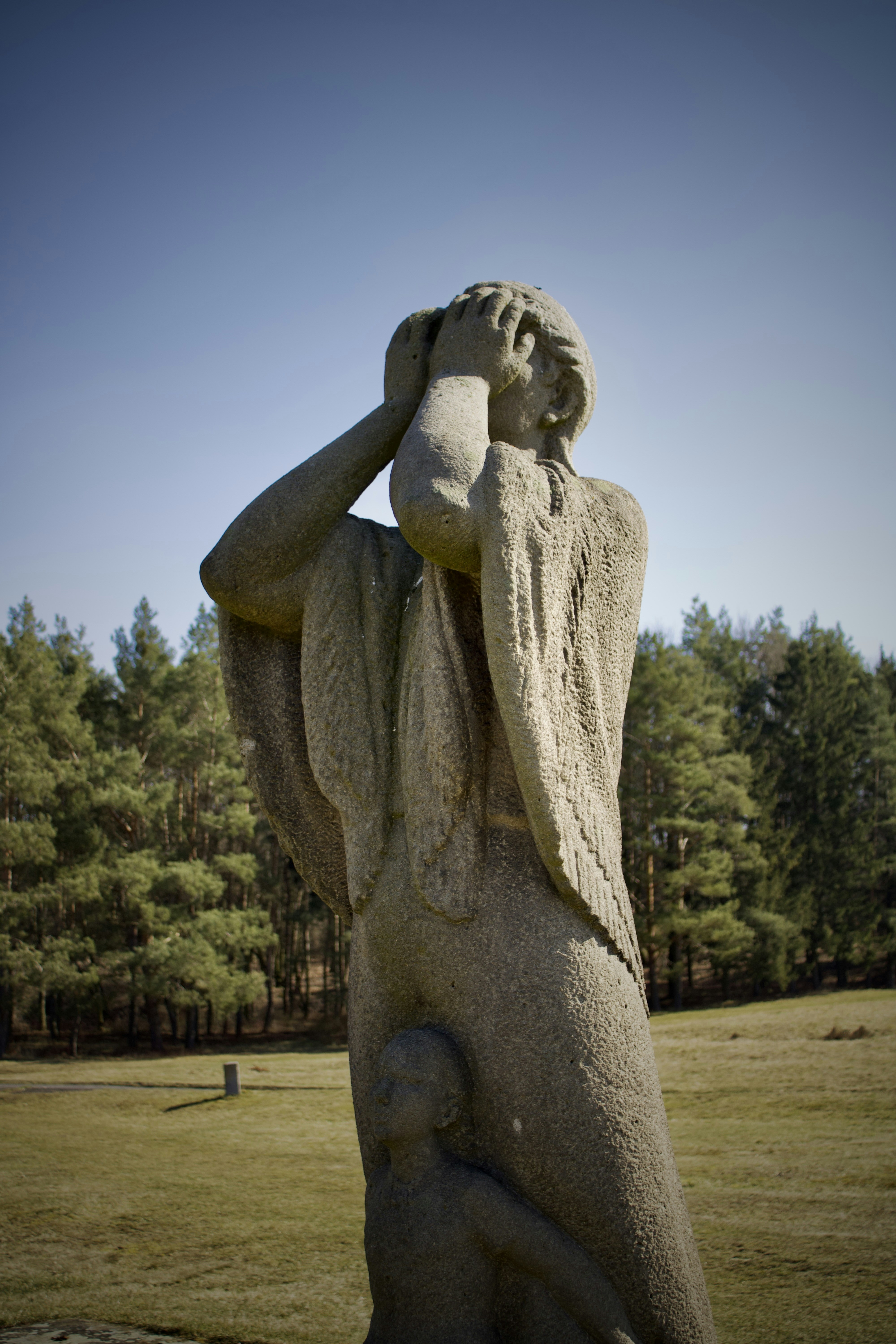 A statue of grief and loss. photo – Free Czechia Image on Unsplash
