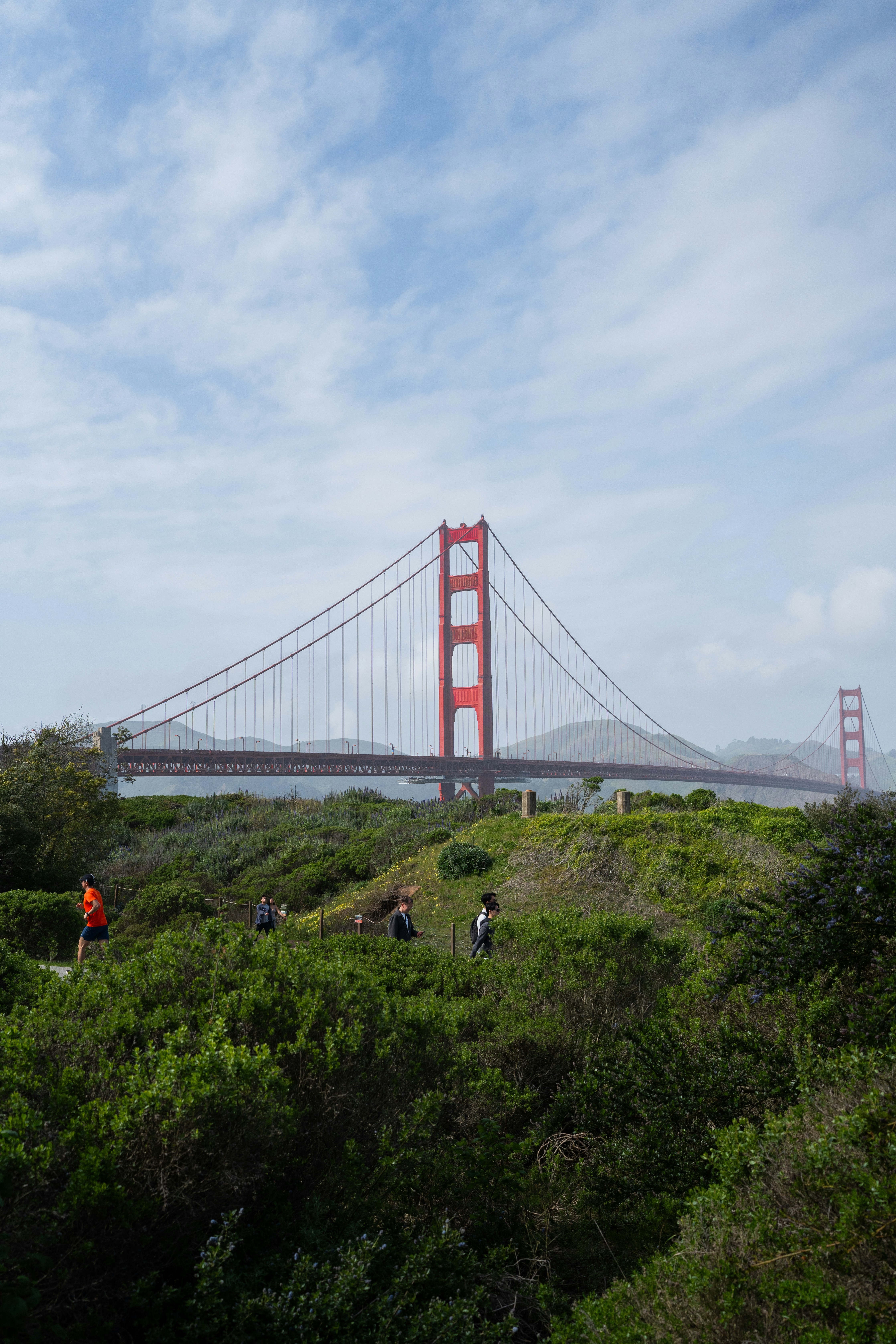Golden gate bridge with people on the land. photo – Free People Image ...
