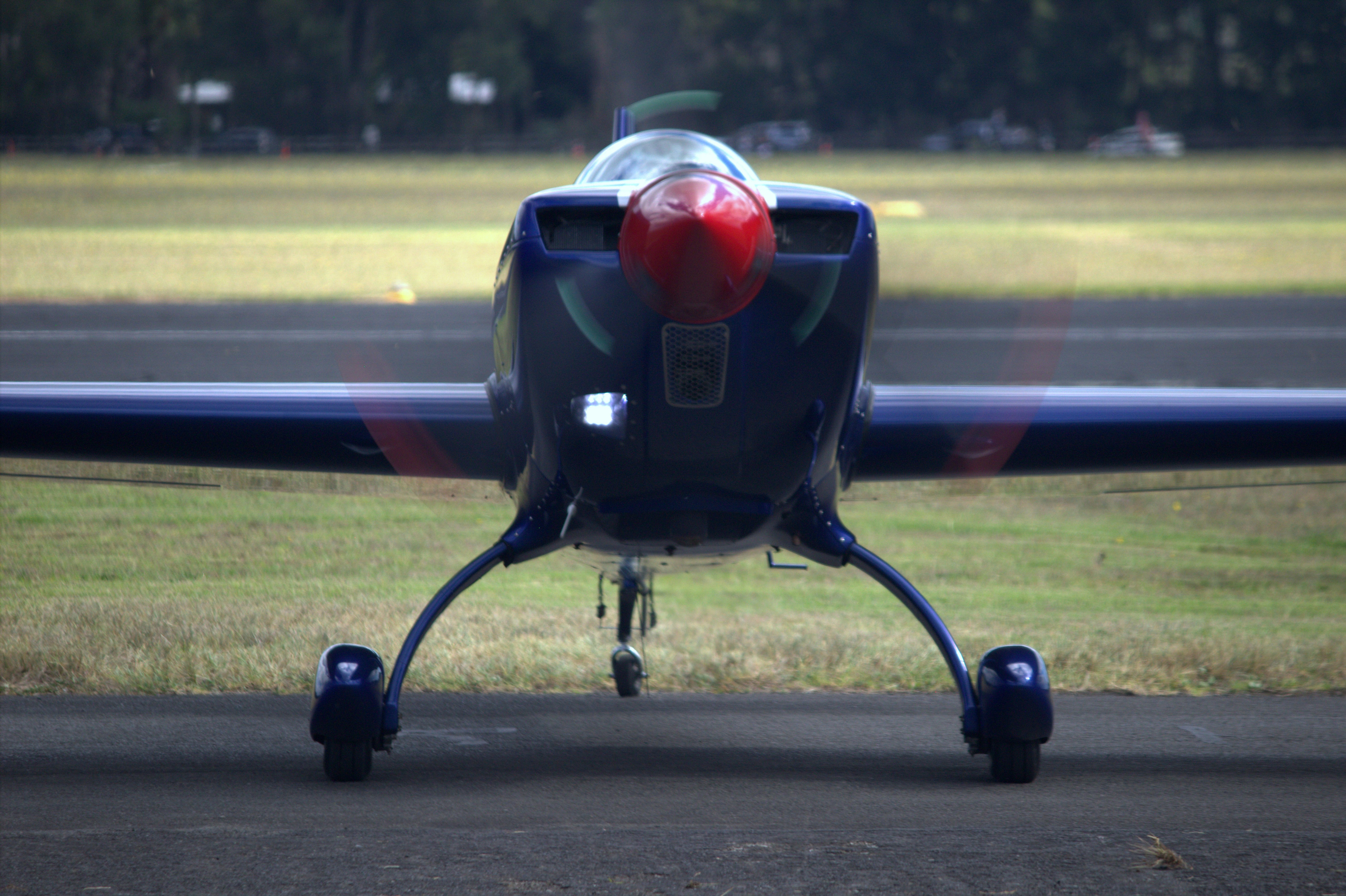 Ein blaues Flugzeug landet auf einer Landebahn. Foto – Kostenloses Bild ...