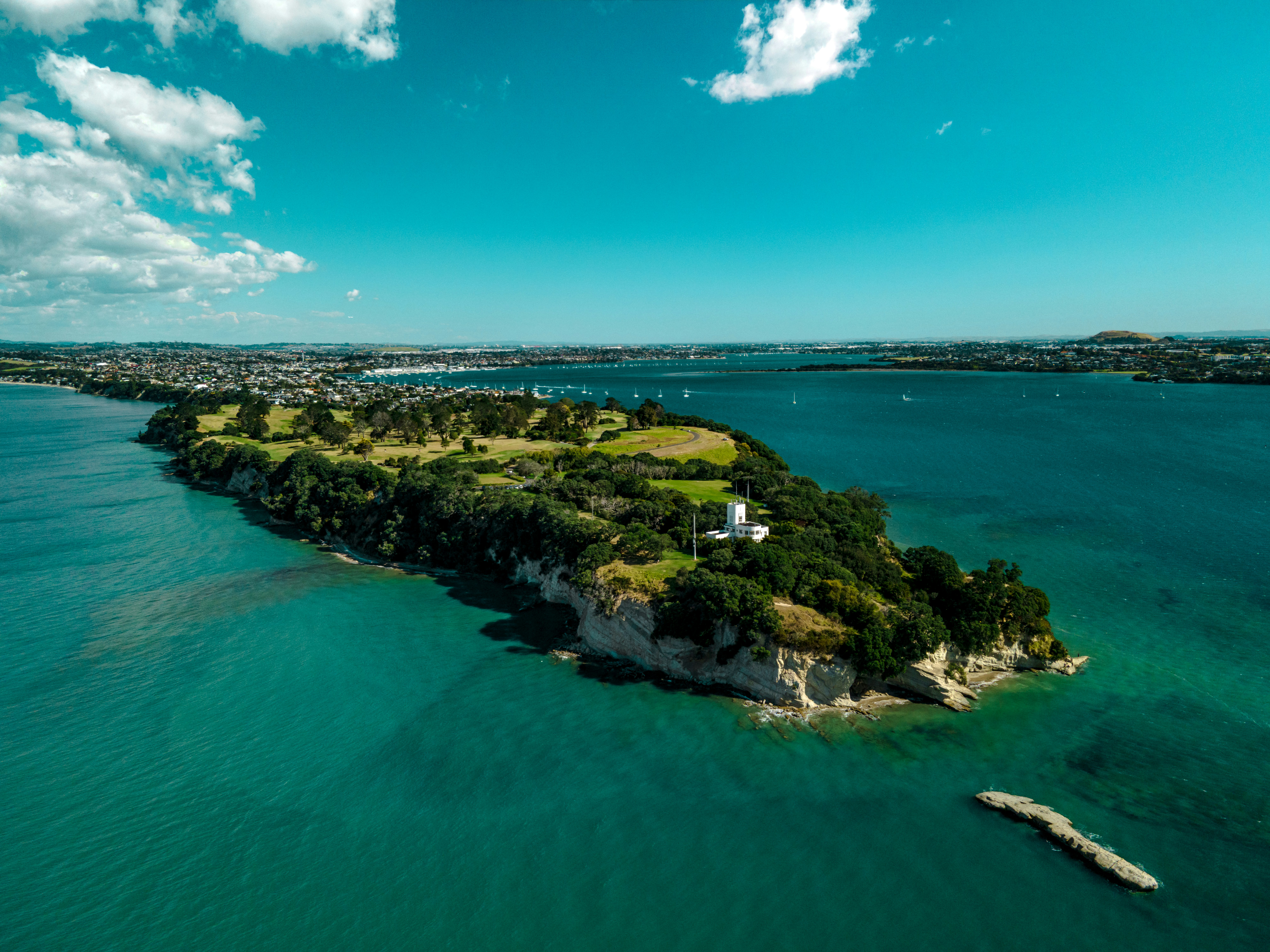 Hermosa isla costera con un faro. foto – Imagen de Tierra gratuita en ...
