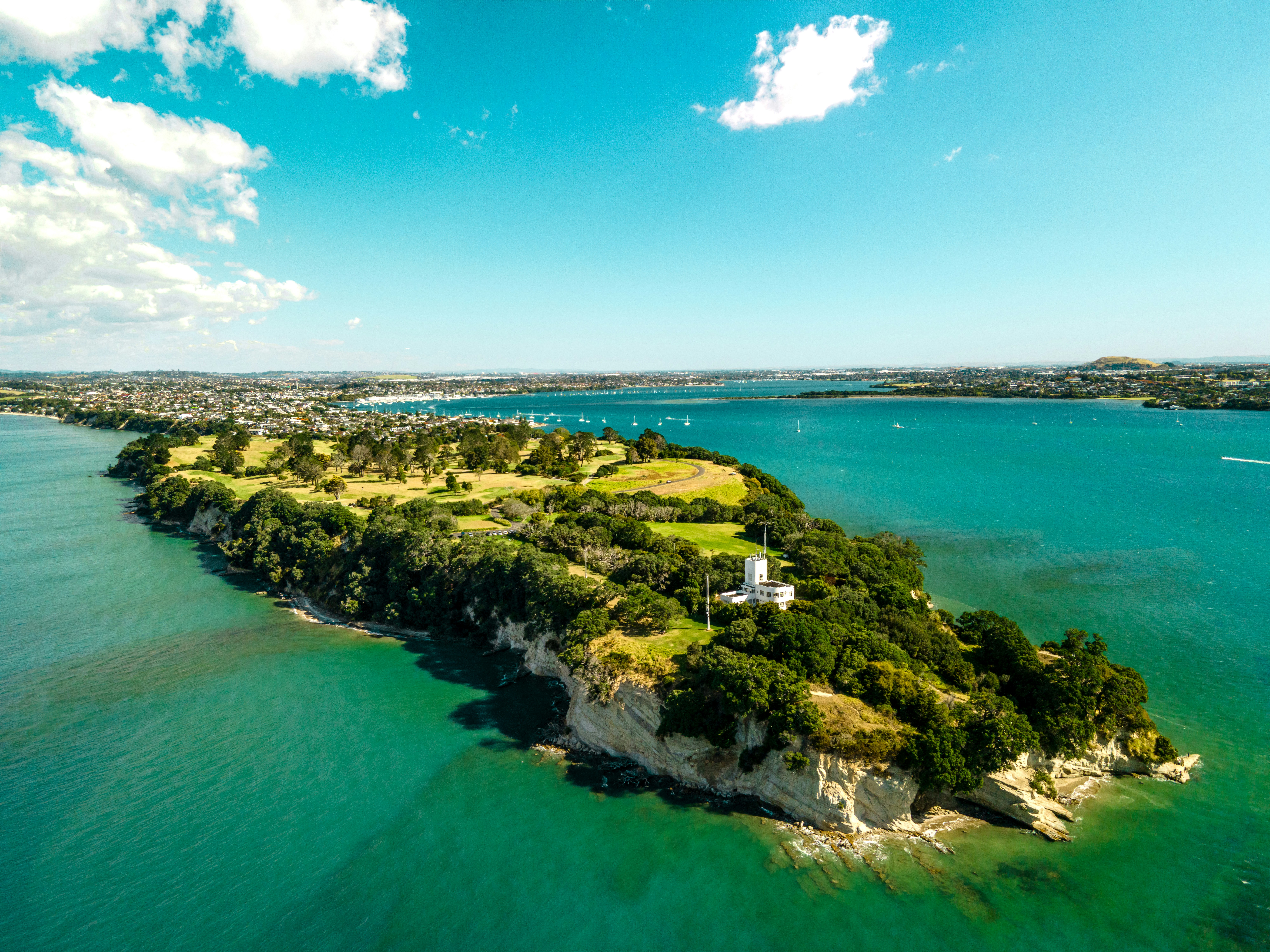 Una hermosa isla rodeada de agua turquesa. foto – Imagen de Tierra ...