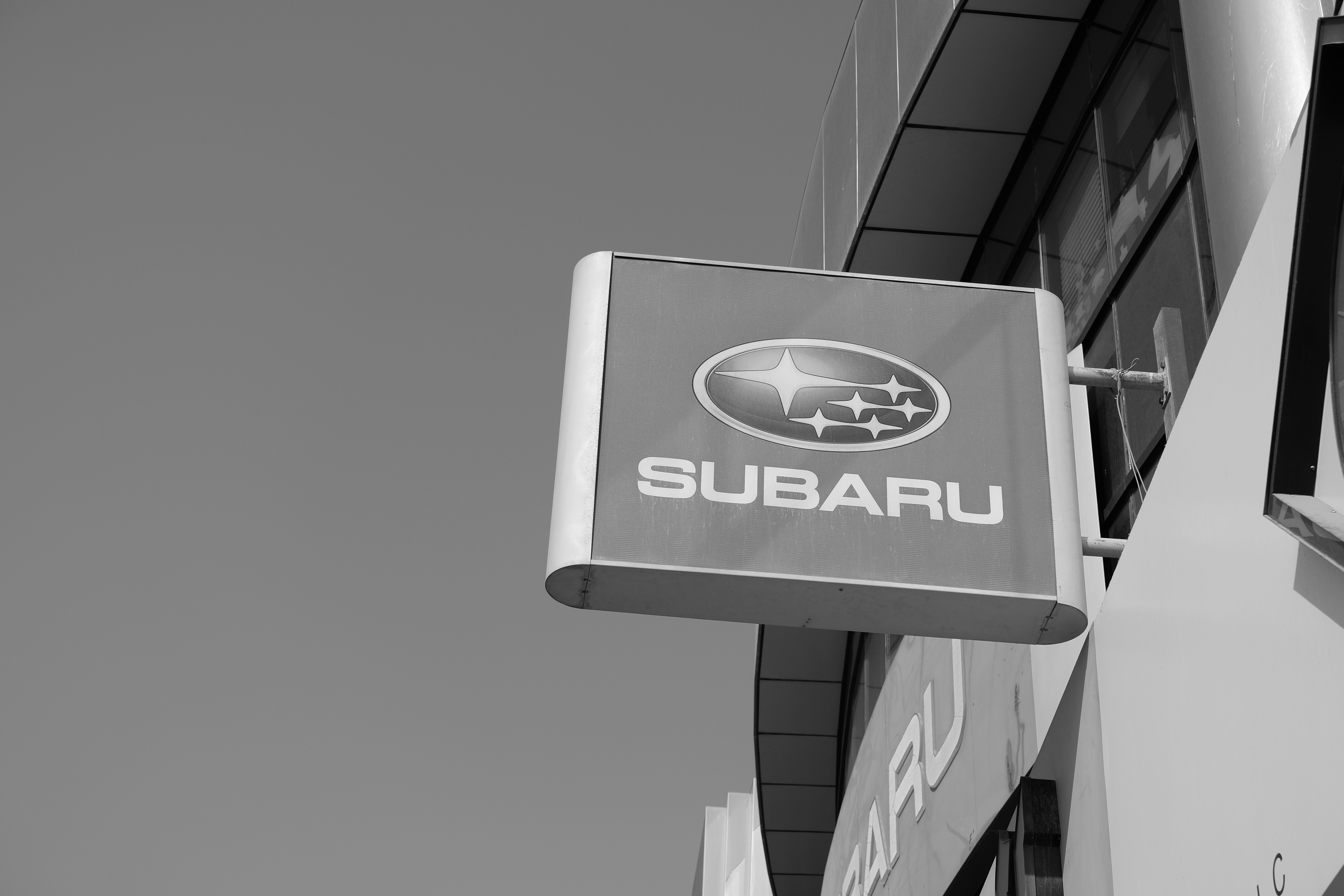 A subaru sign hangs on a building. photo – Free Building Image on Unsplash
