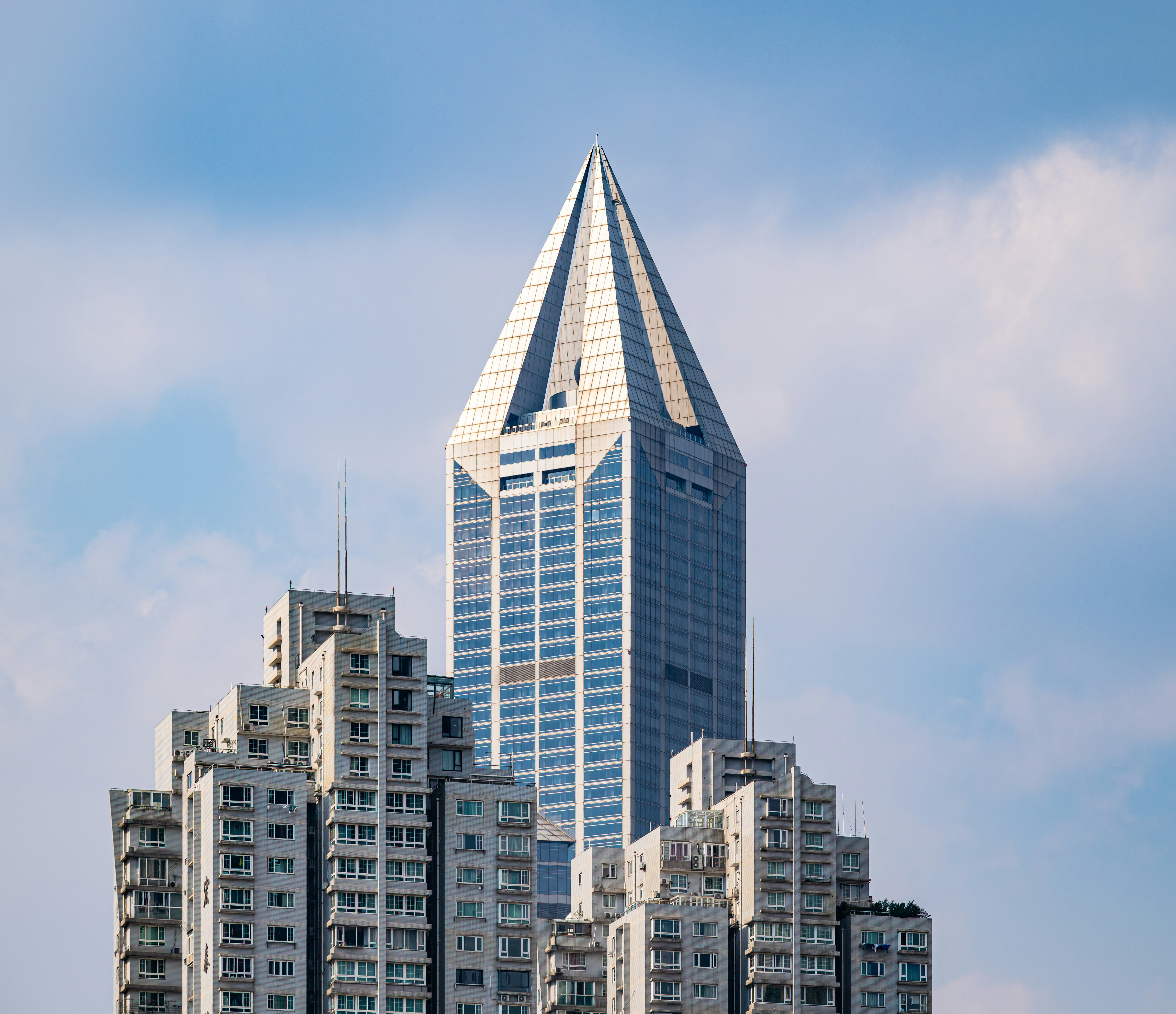 Rascacielos moderno con características arquitectónicas únicas. foto – Imagen de Edificio ...