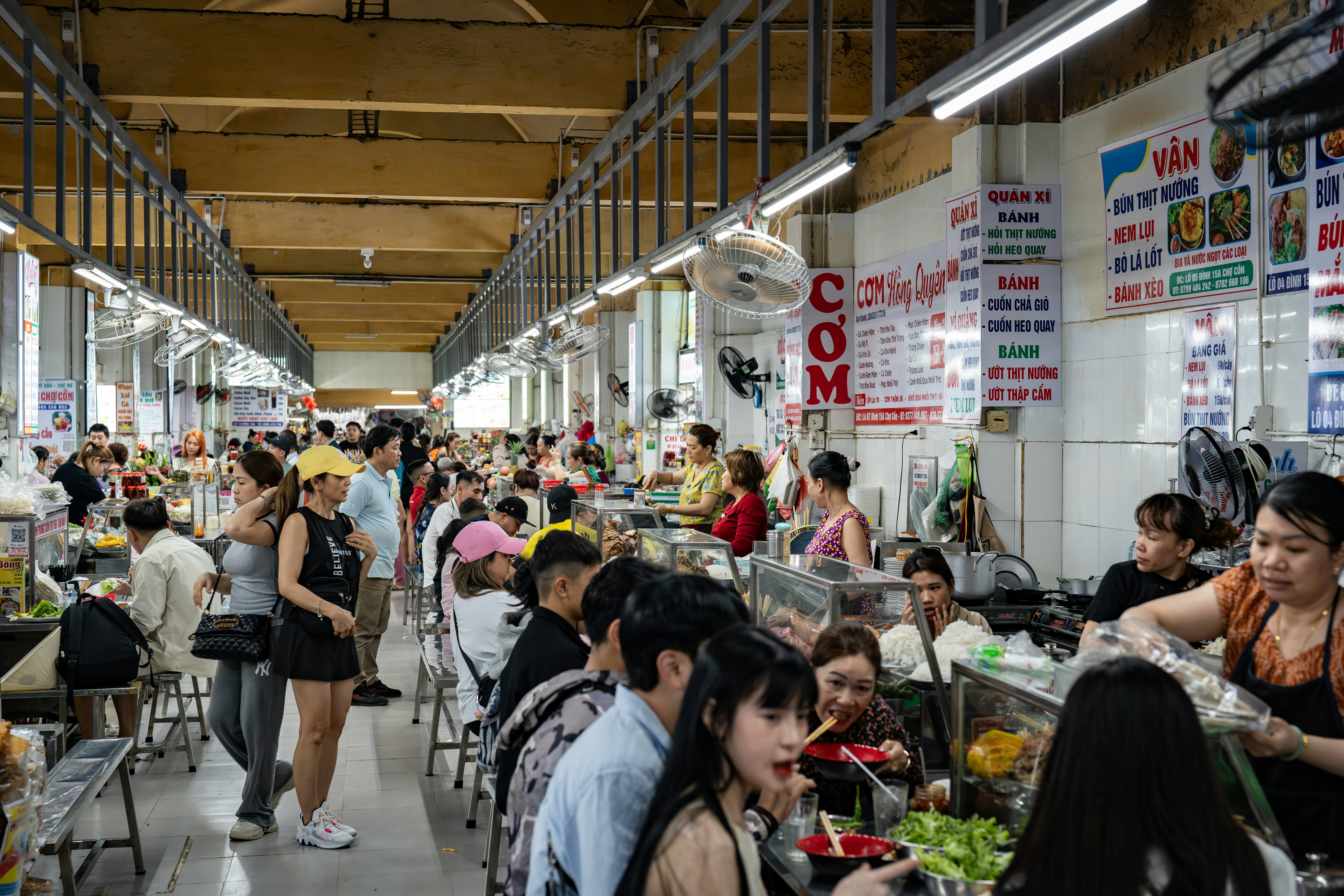 Busy food market with many vendors and customers. photo – Free Woman ...