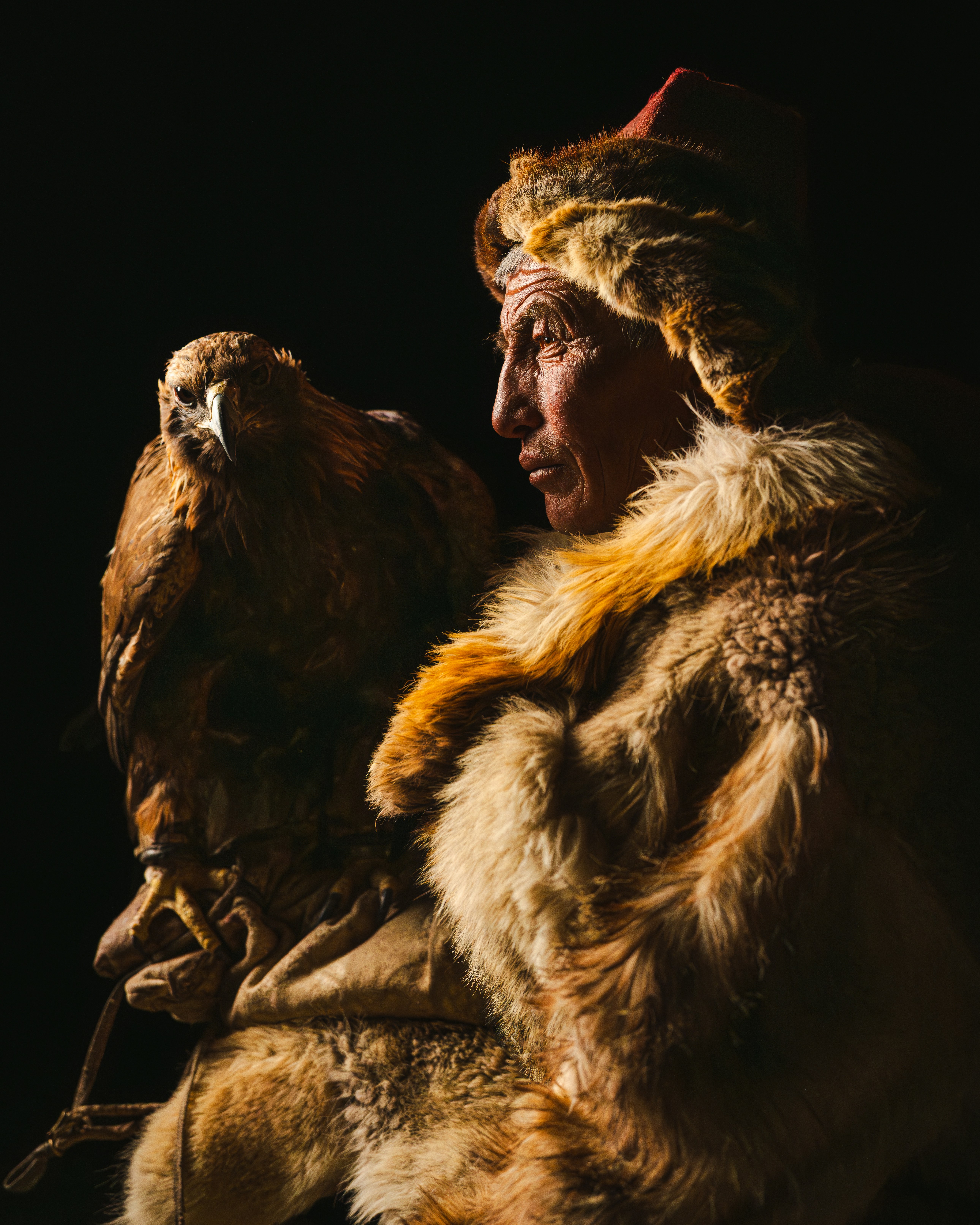 Un hombre sostiene un halcón, vestimenta tradicional. foto – Imagen de ...