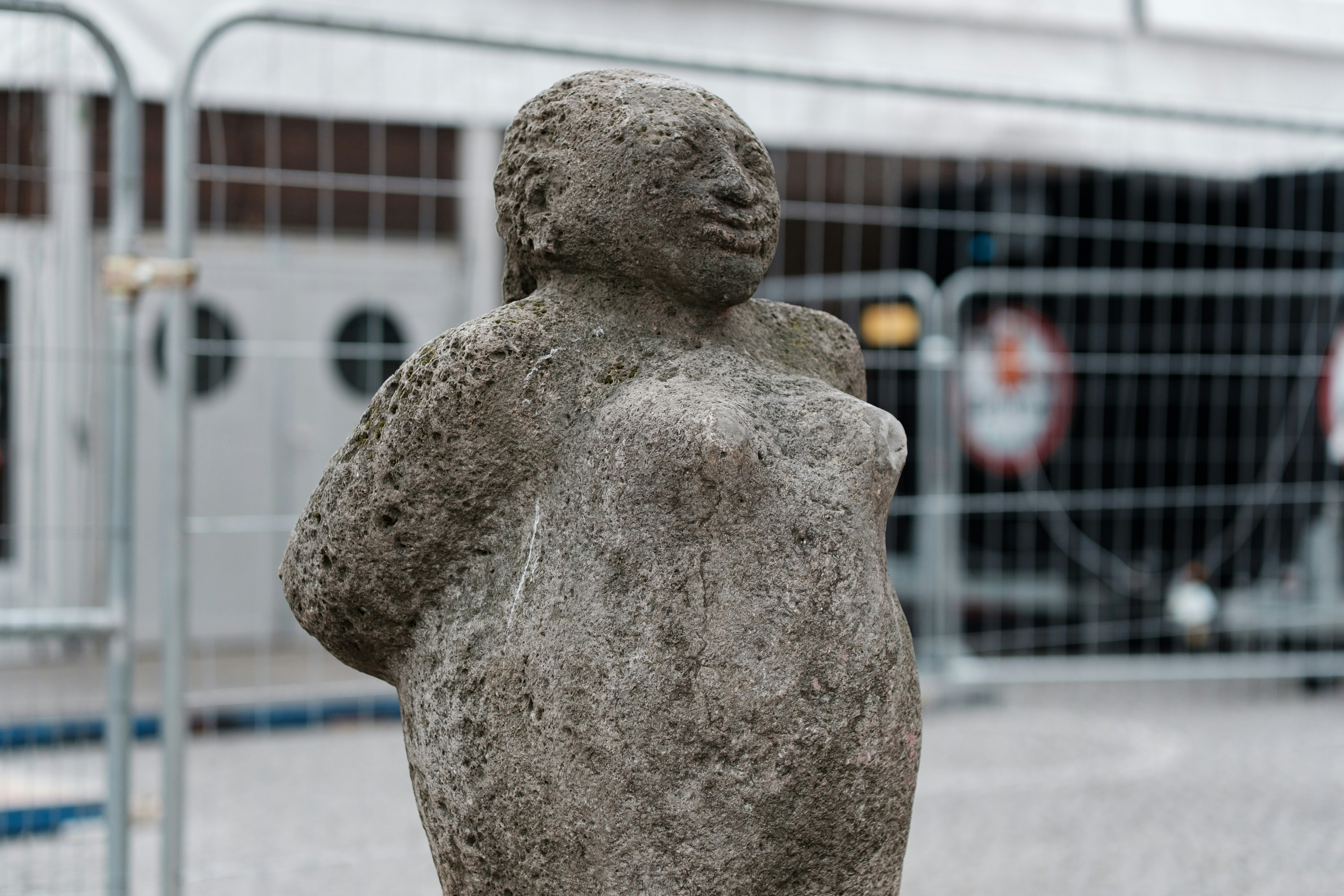 Stone sculpture of a human-like figure. photo – Free Man Image on Unsplash