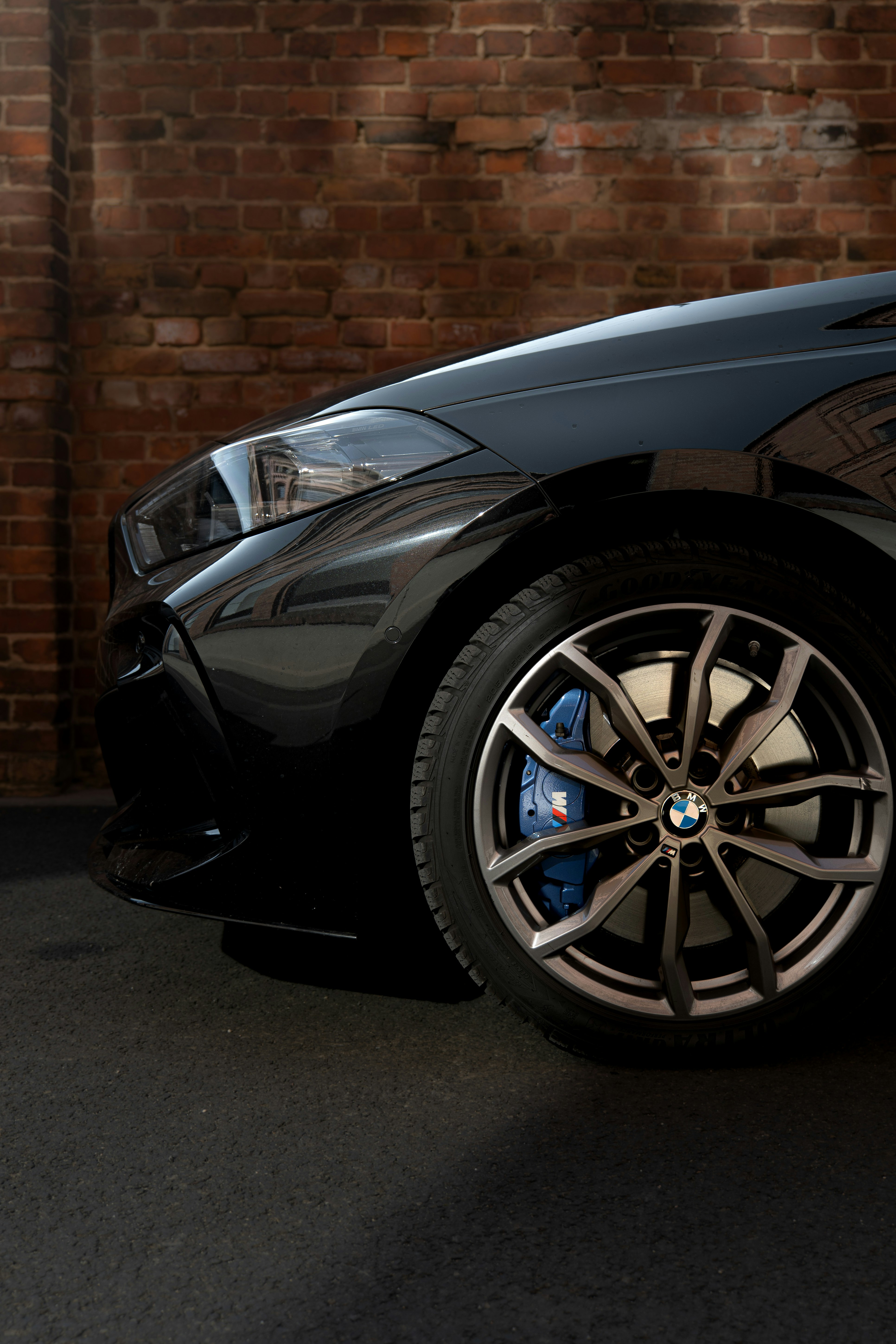 A black BMW with blue brake calipers. photo – Free Car Image on Unsplash