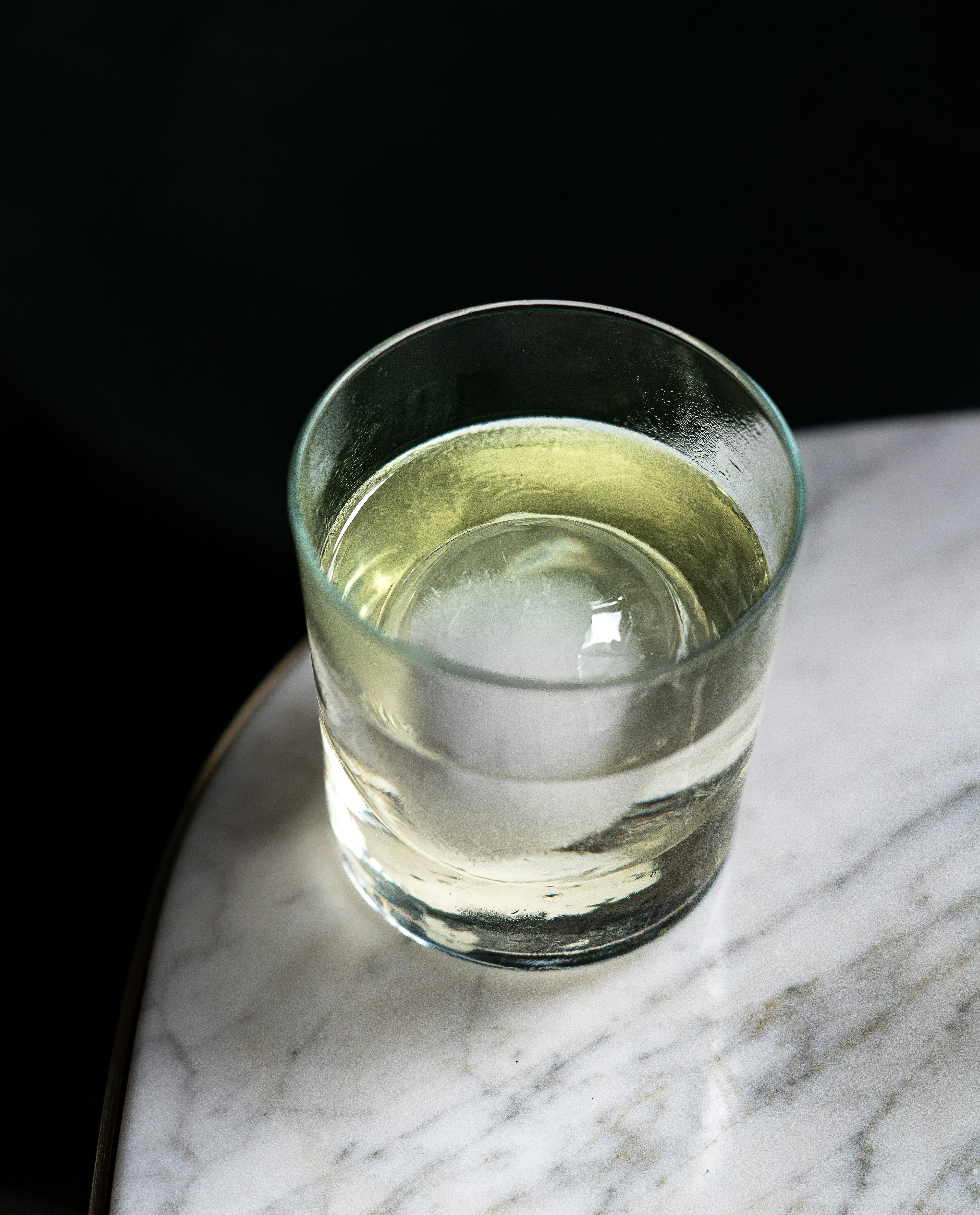 A cocktail with a large ice sphere. photo – Free Paris Image on Unsplash
