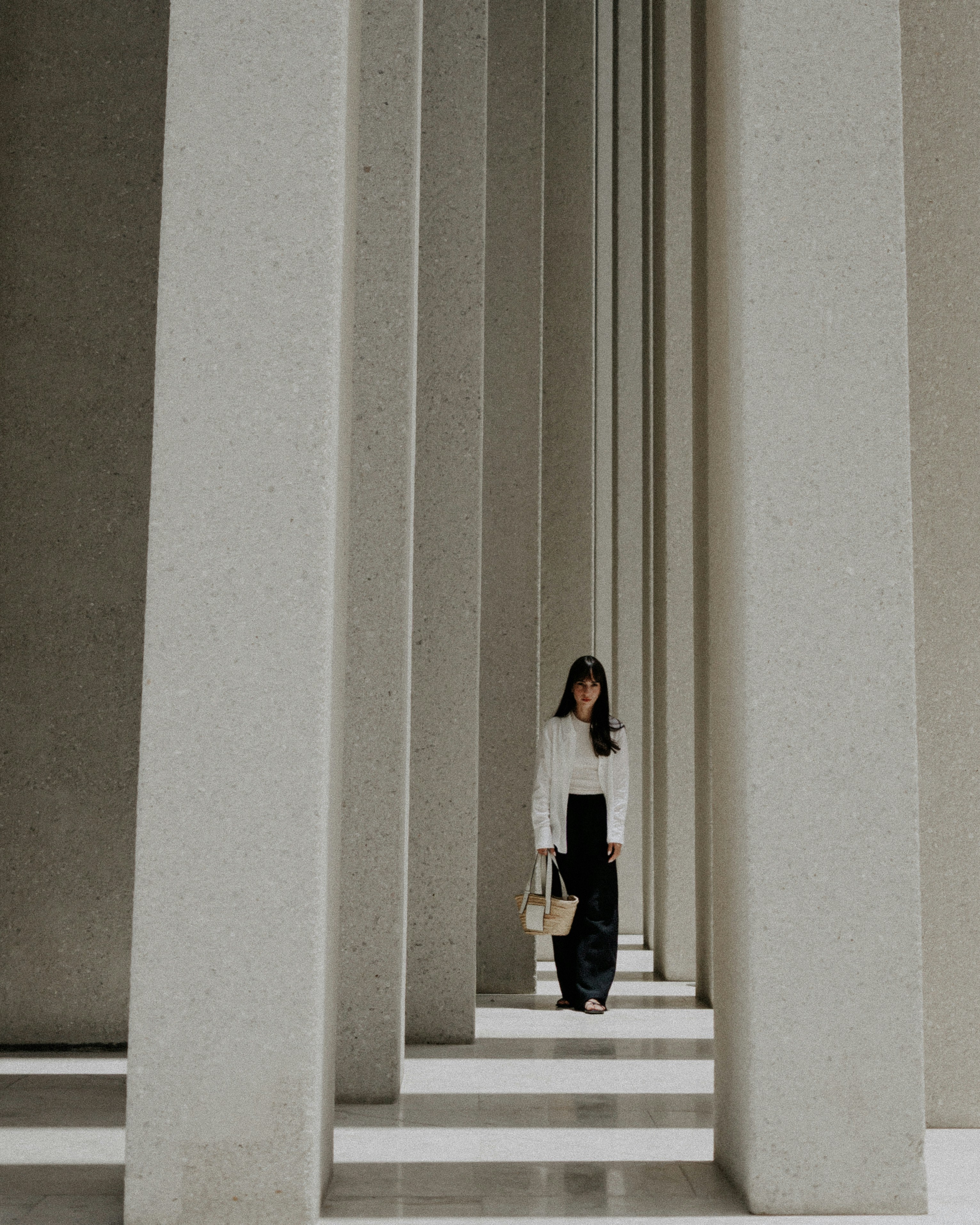 Mujer de pie entre pilares en un edificio moderno. foto – Imagen de Viajar gratuita en Unsplash