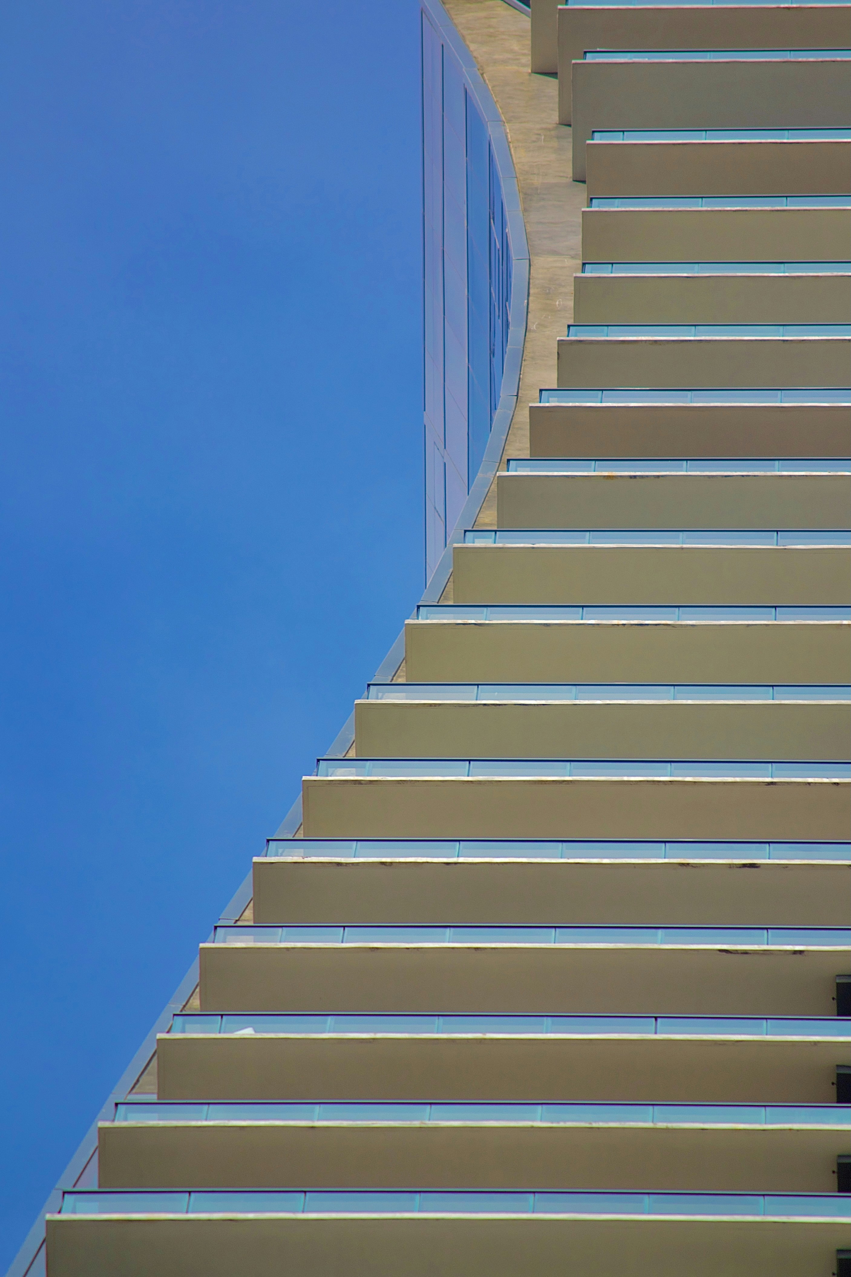 Los modernos balcones de los rascacielos contrastan con el cielo. foto ...