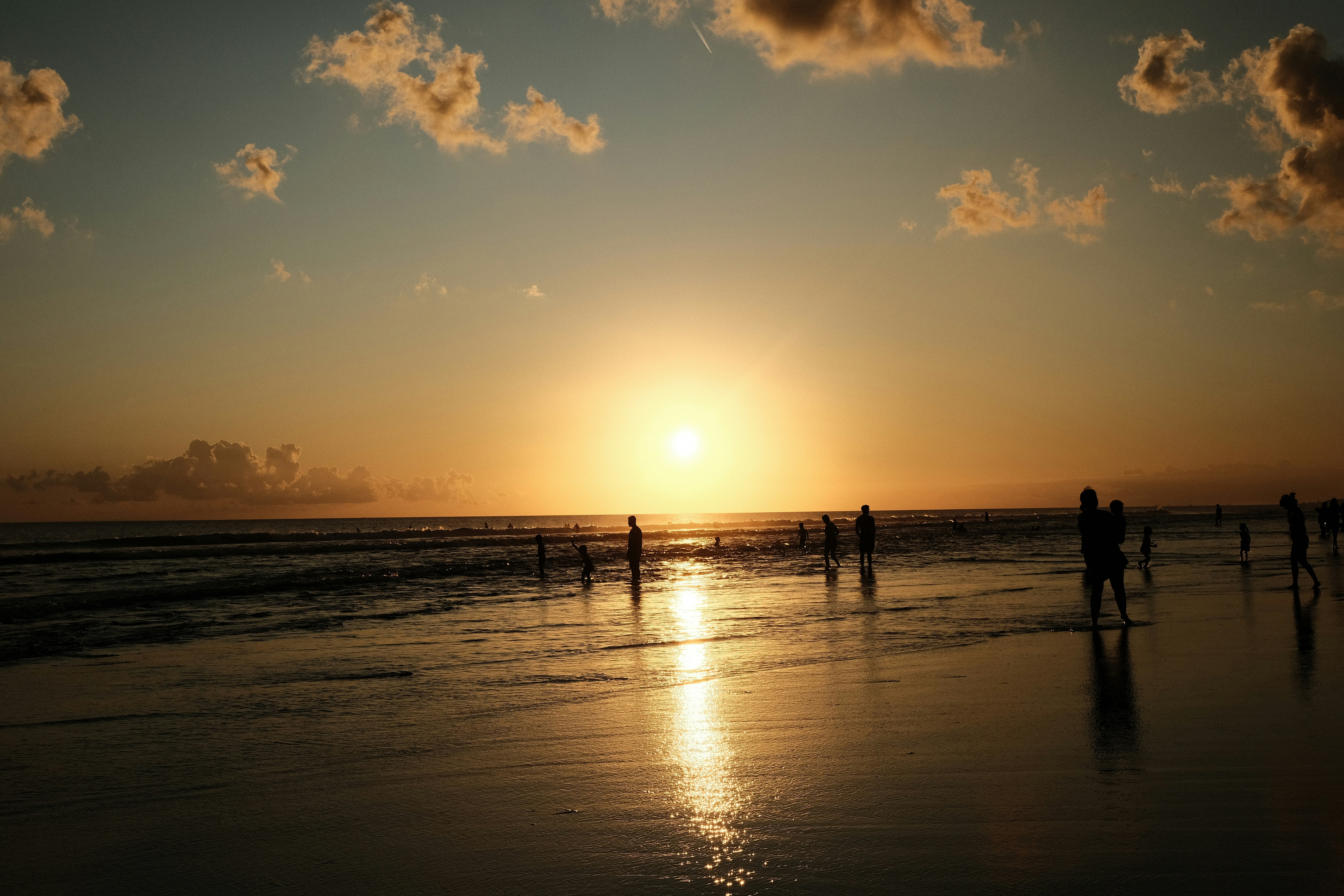 Schöner Sonnenuntergang am Strand mit Menschen. Foto – Kostenloses Bild ...