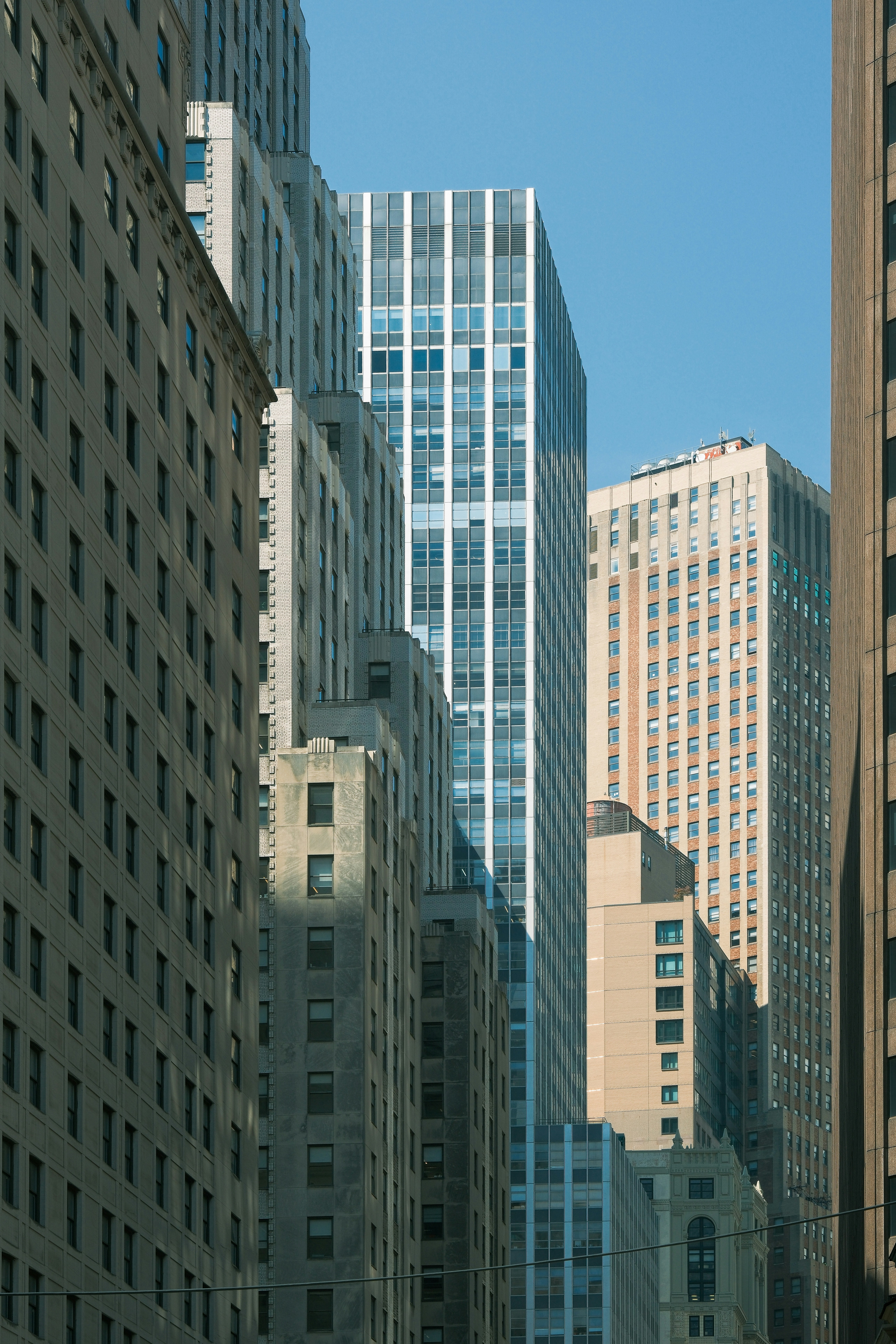 Los rascacielos se elevan juntos en un paisaje urbano brillante. foto ...