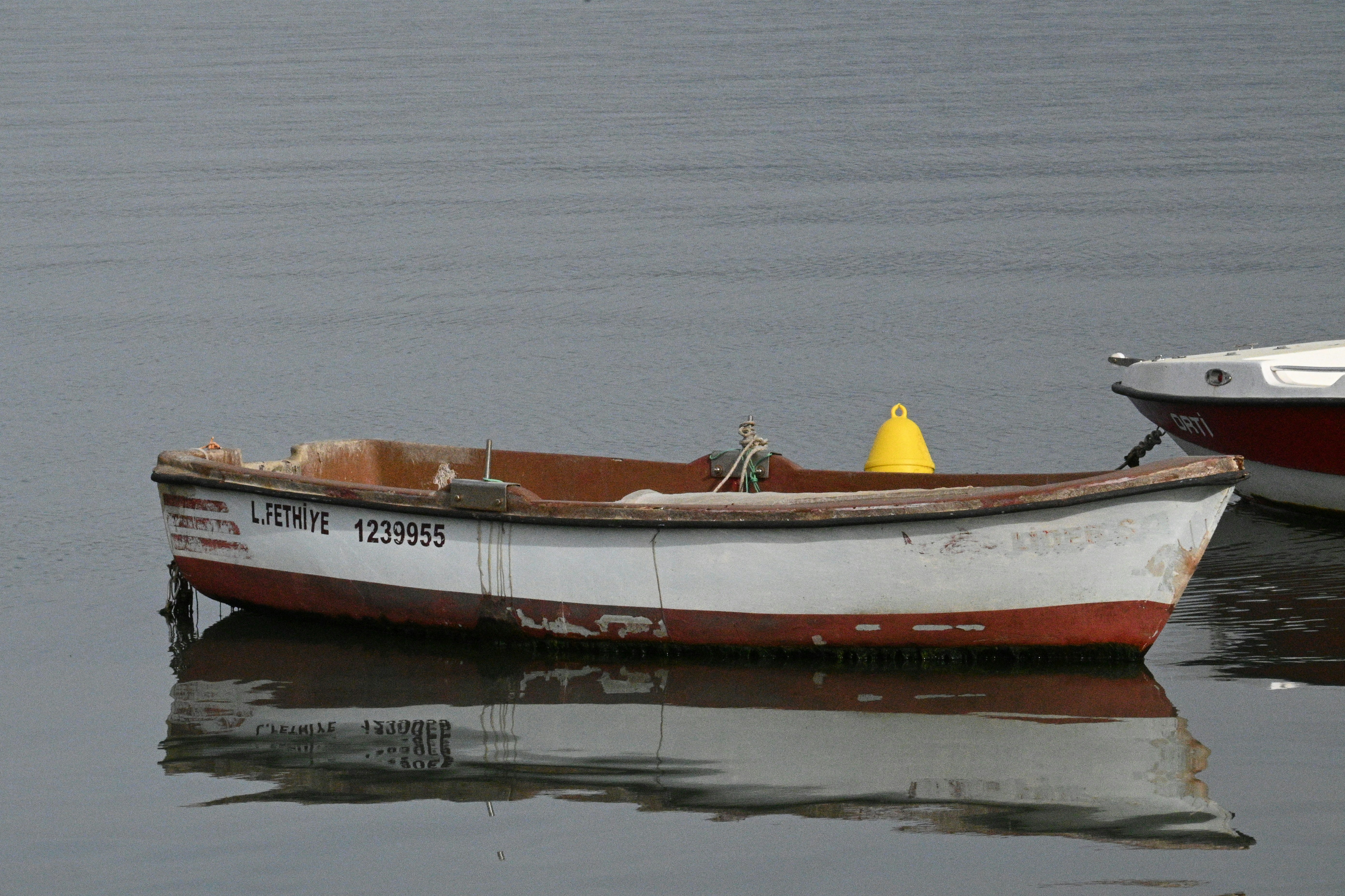 Ein kleines Boot treibt auf ruhigem Wasser. Foto – Kostenloses Bild zum ...