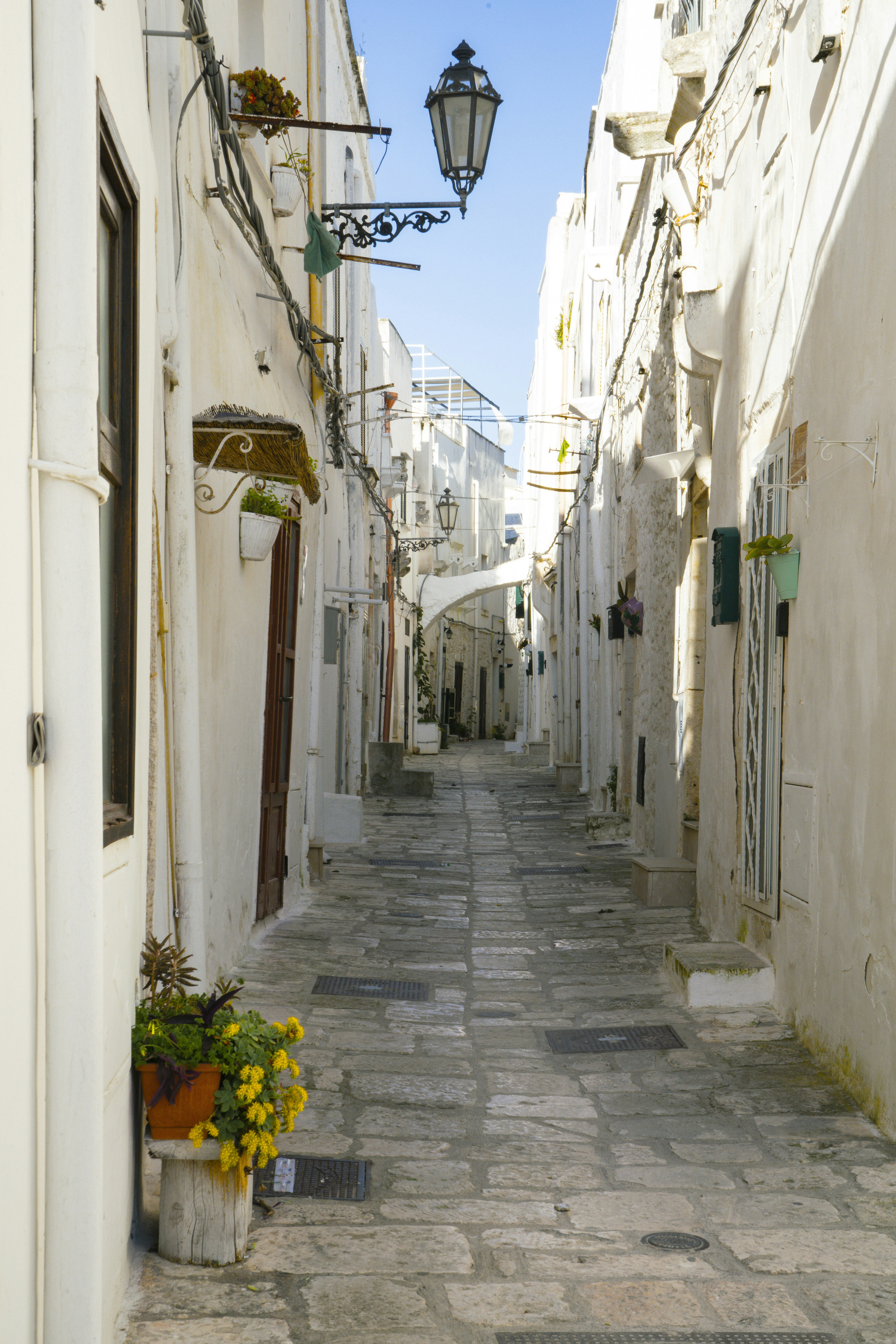 A narrow, white alleyway with stone paving. photo – Free Flower Image ...