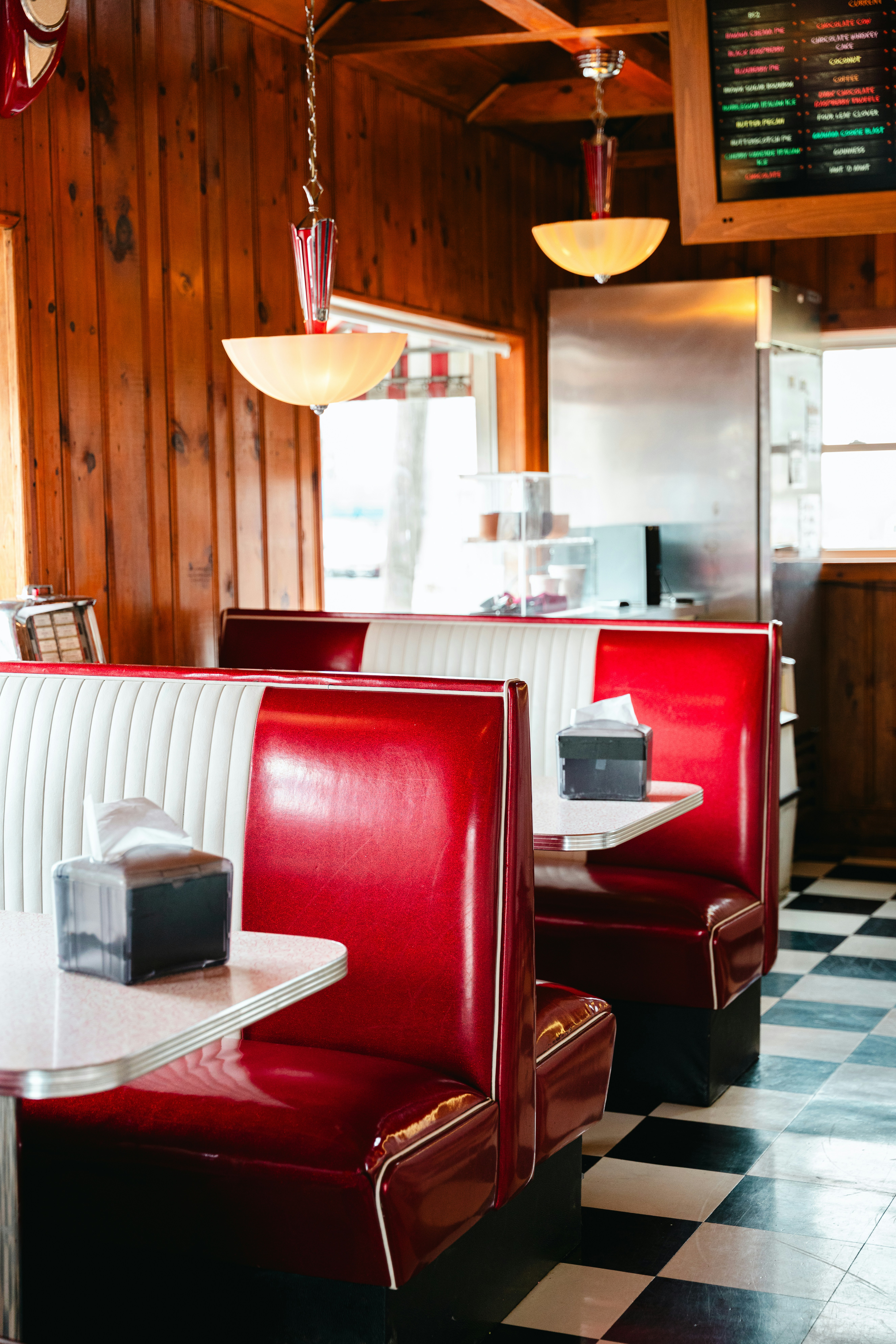 A classic diner with red booths and checkered floors. photo – Free Food ...