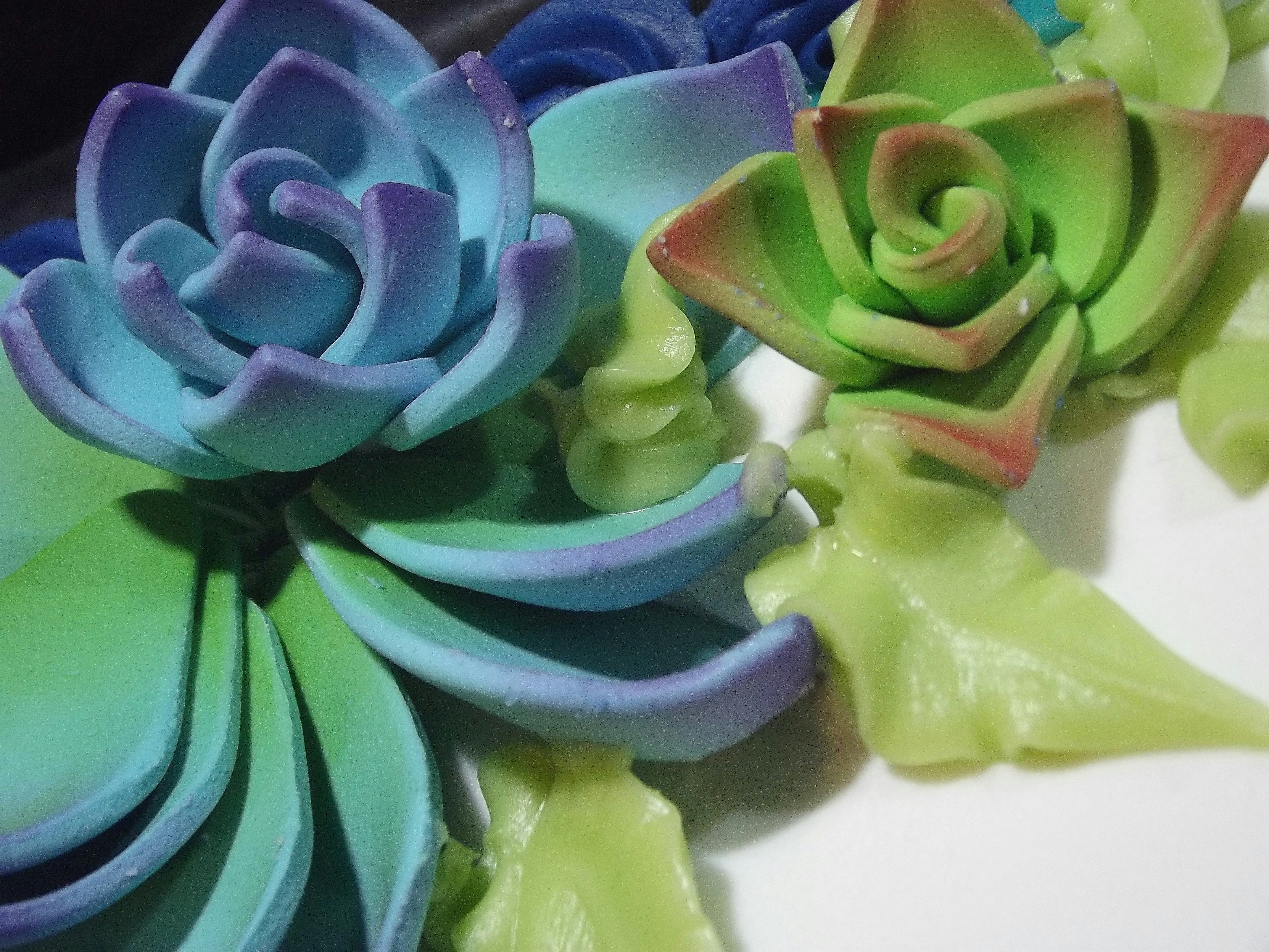 The two flower decorations with the icing and cookie cake.