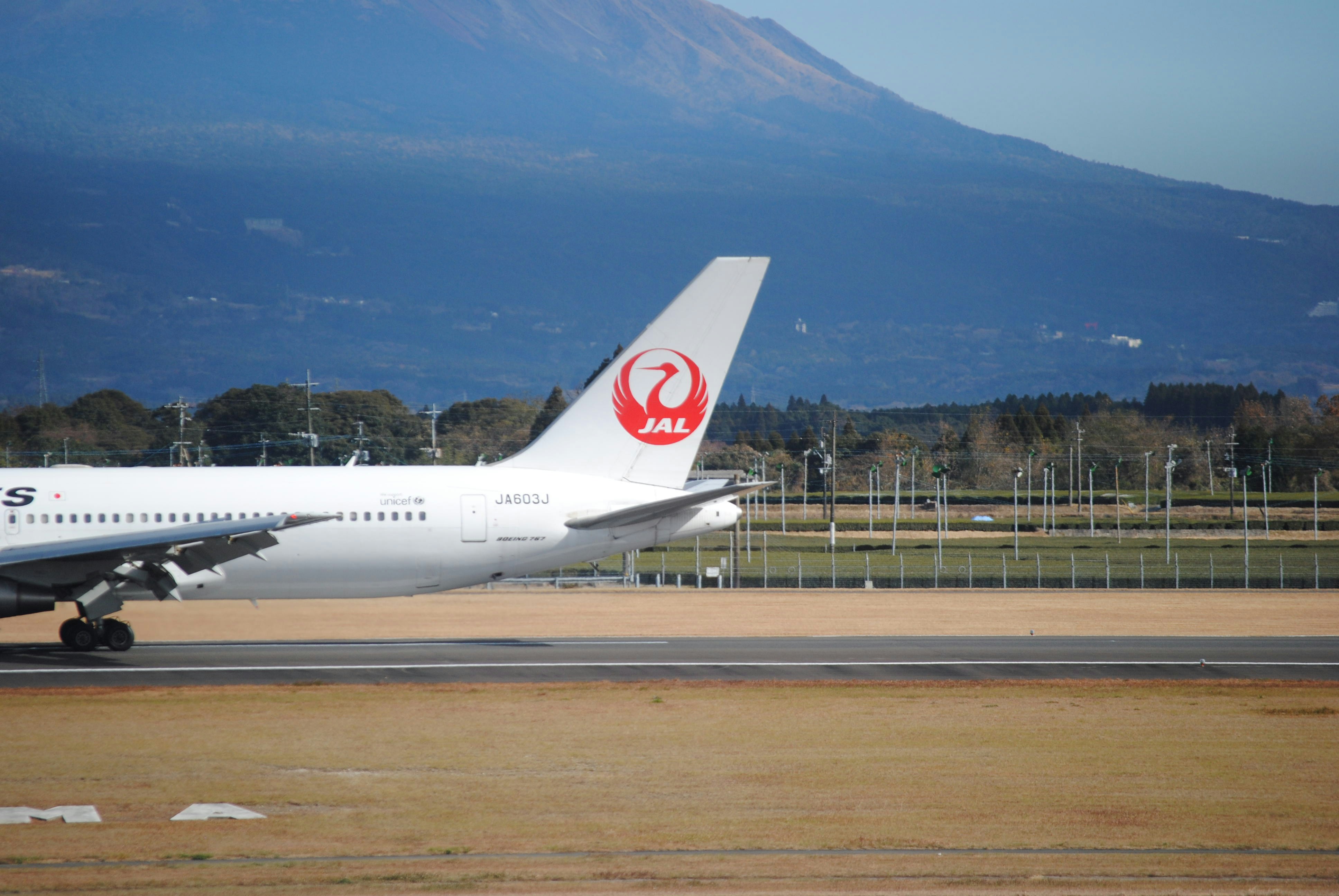 Un avión de Japan Airlines se prepara para el despegue. foto – Imagen ...