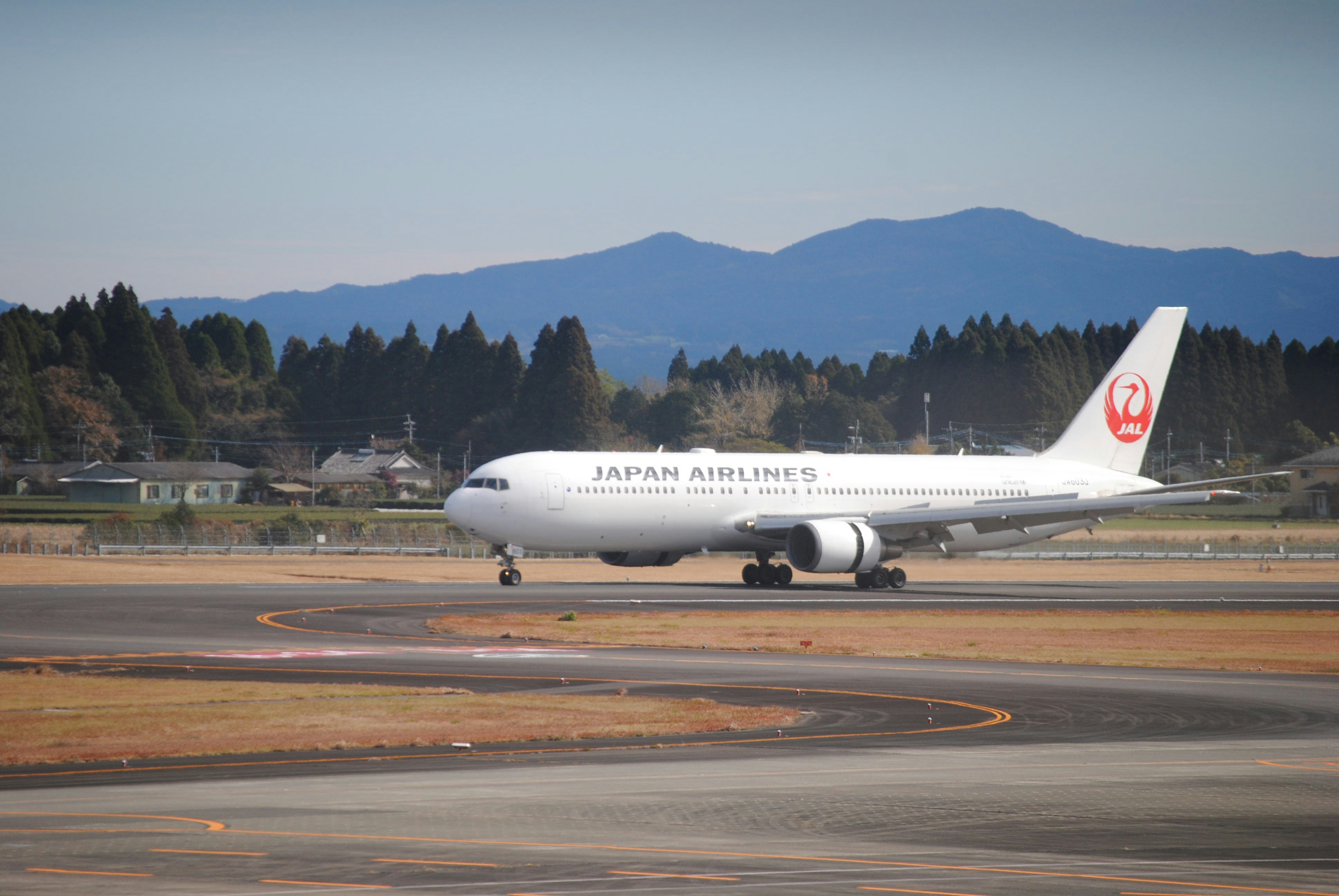 Un avión de Japan Airlines se encuentra en la pista. foto – Imagen de ...