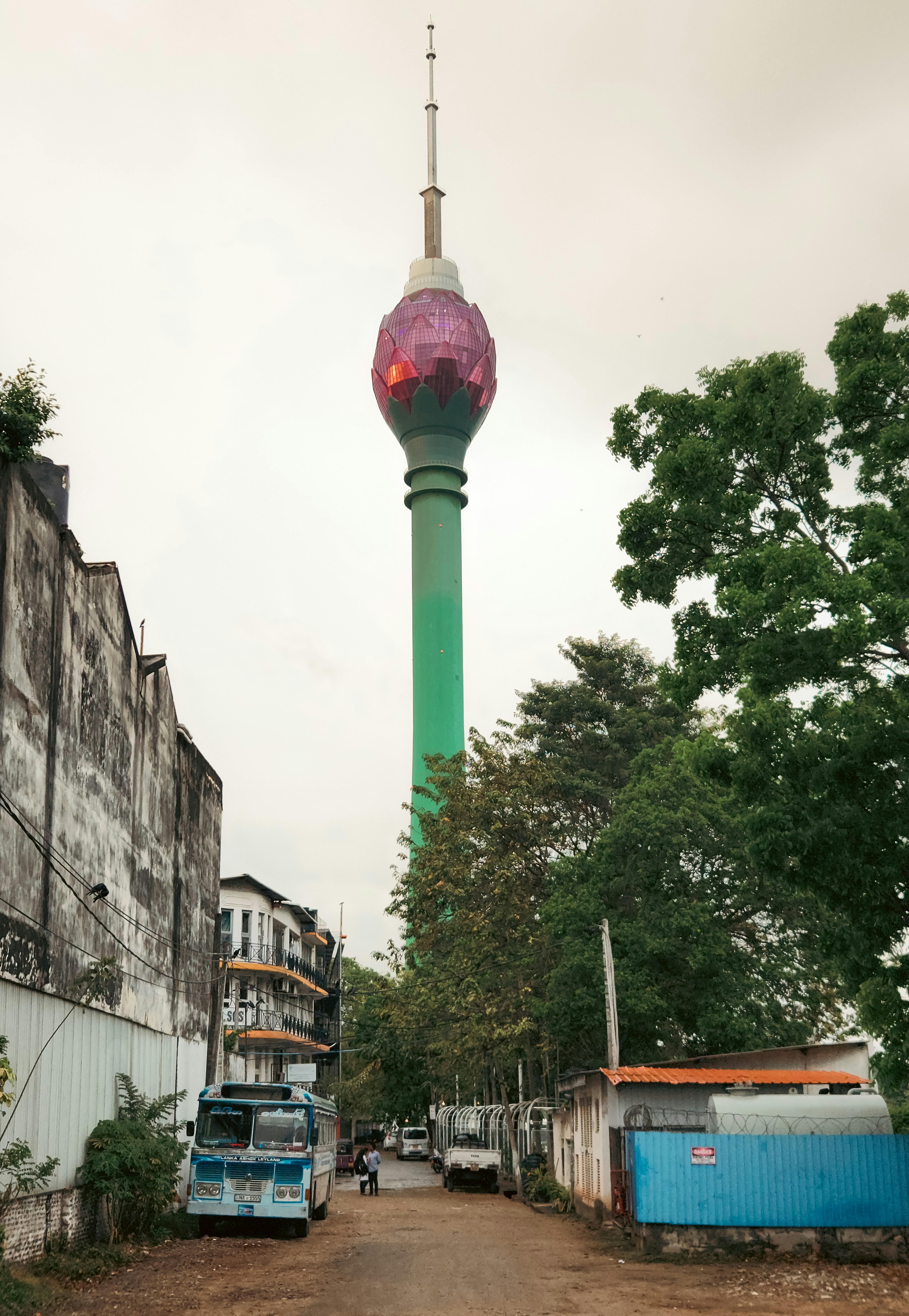La torre de loto se alza sobre las calles Colombo. foto – Imagen de ...