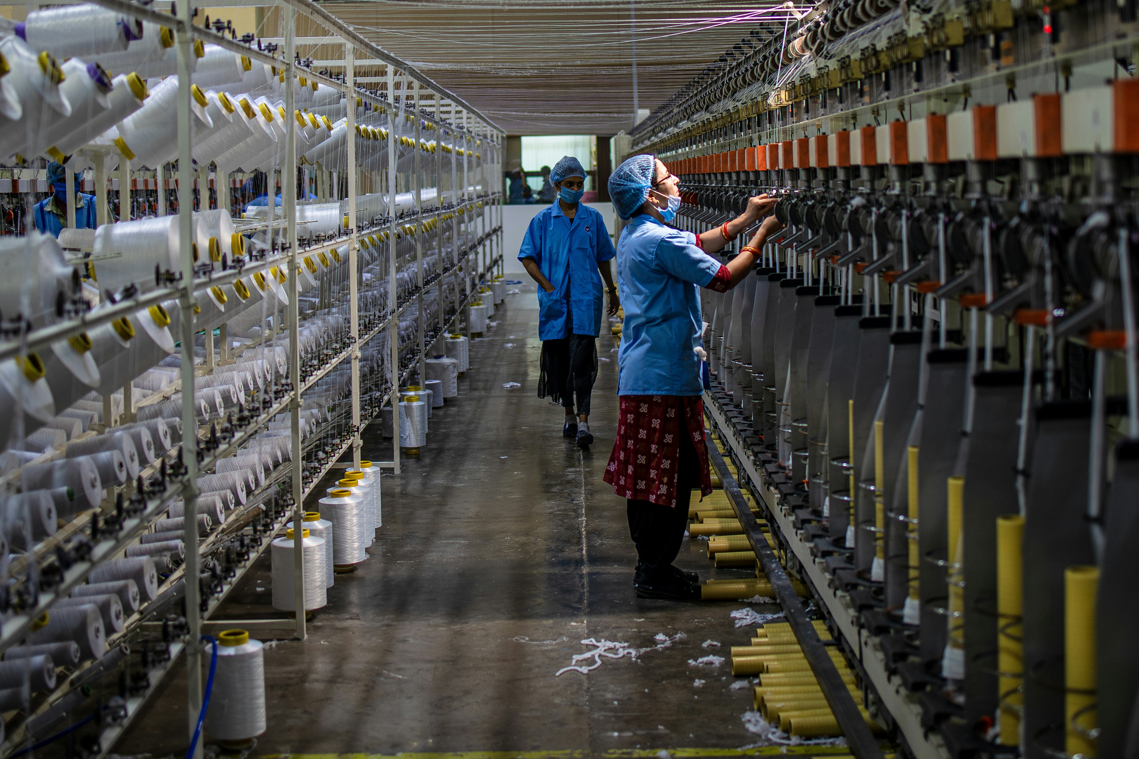 Textile workers are working in a cotton spinning factory. photo – Free ...