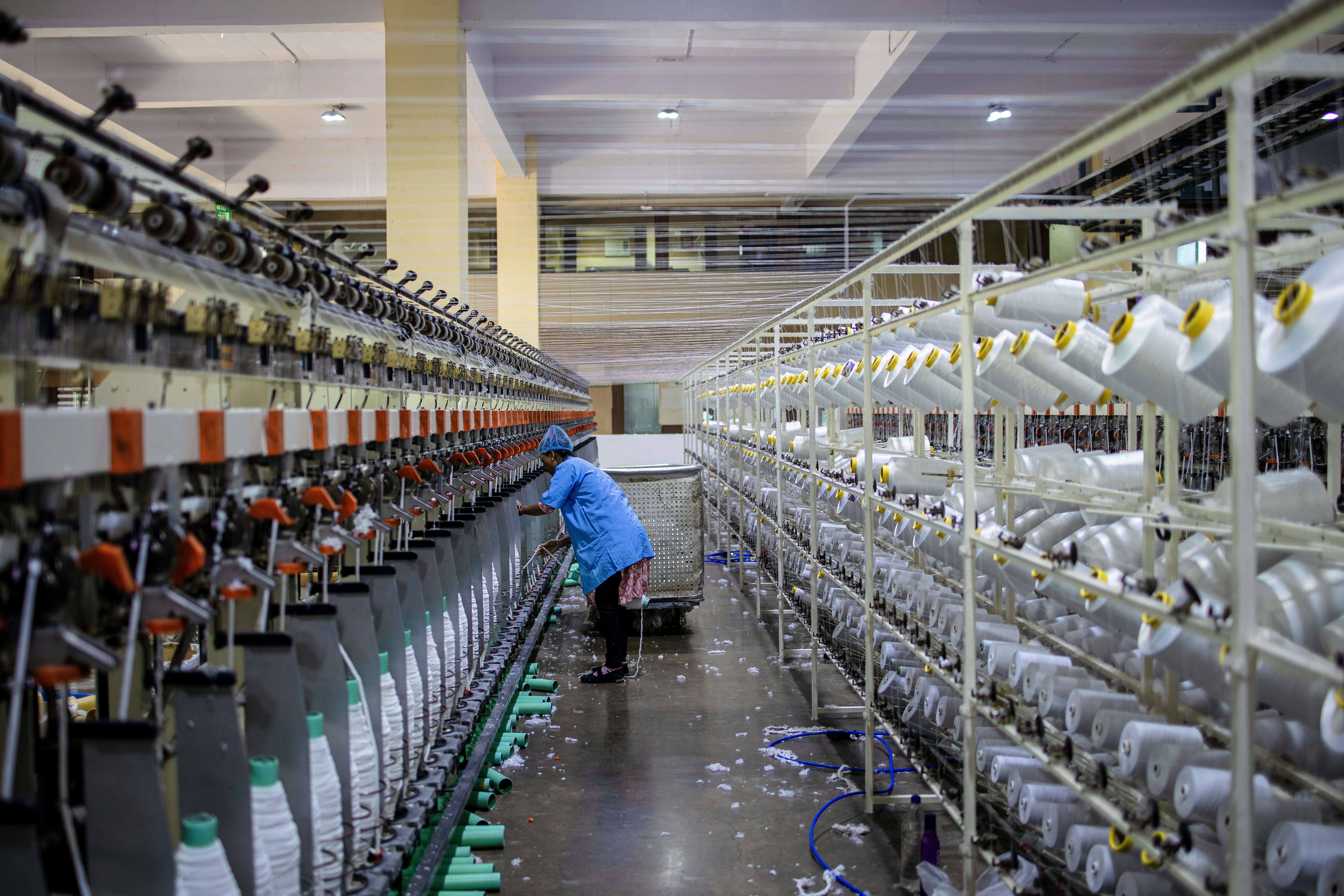 Se muestra una fábrica textil con su maquinaria. foto – Imagen de ...