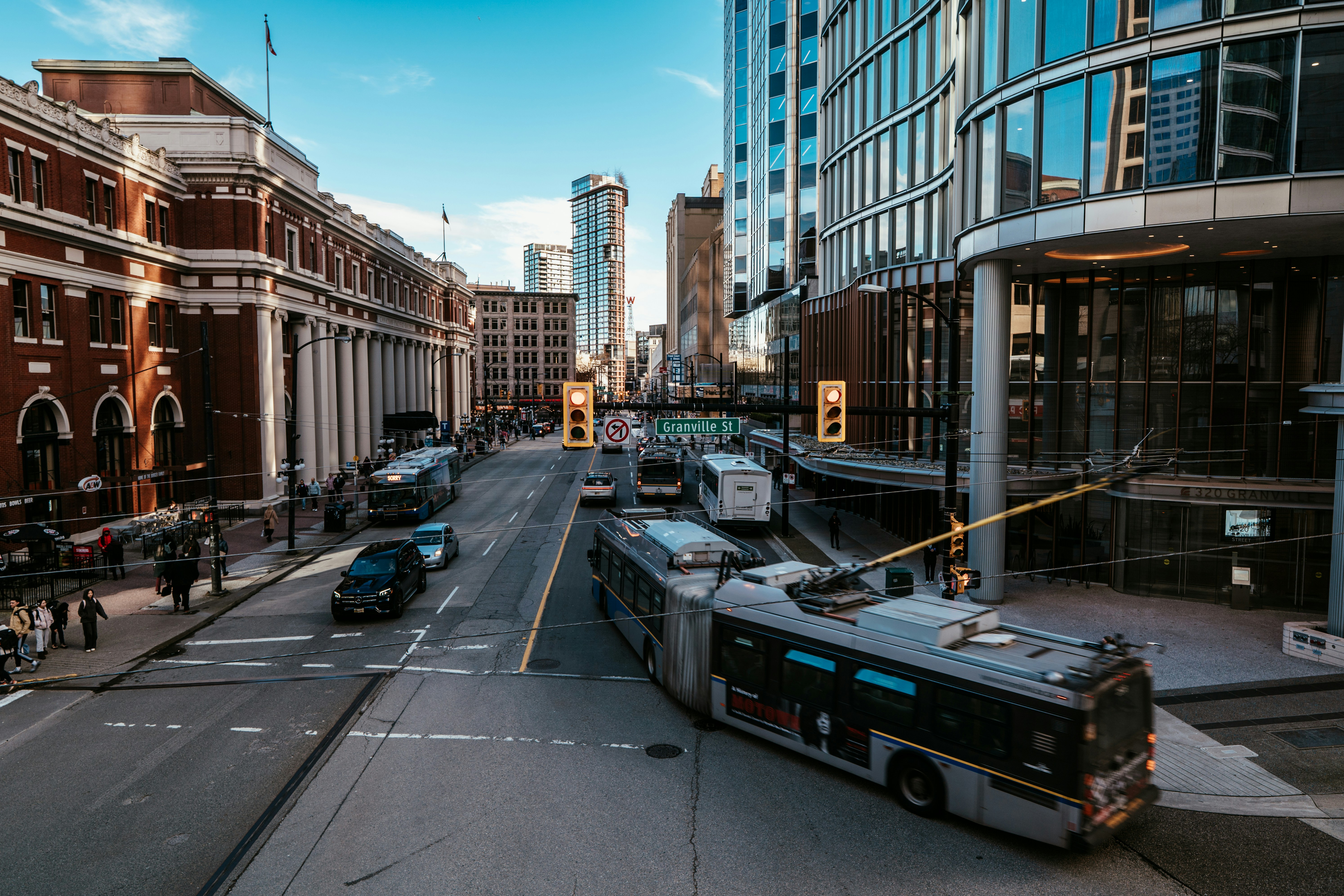 Uma rua movimentada da cidade com ônibus e edifícios. foto – Imagem ...